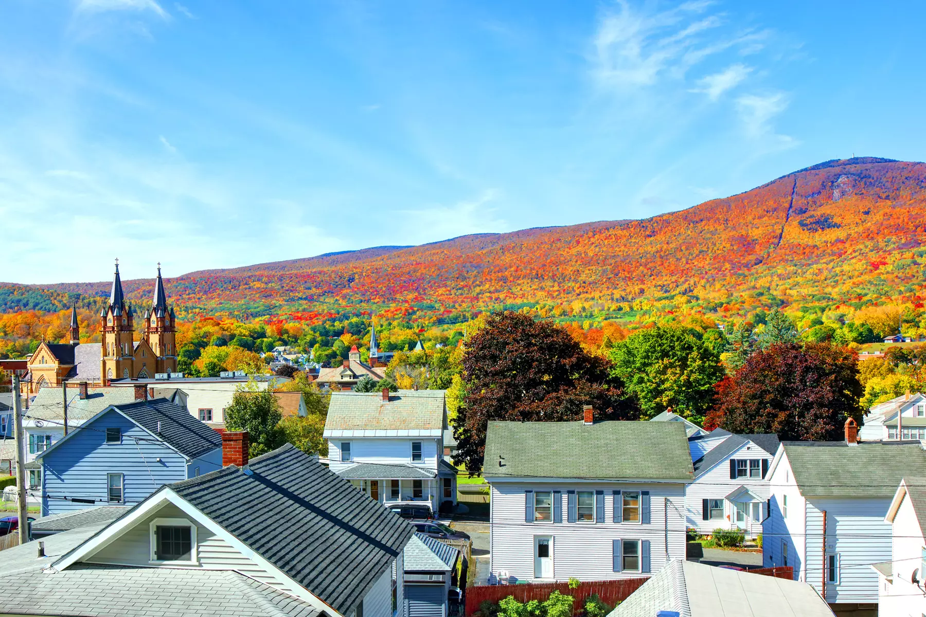 Adams, Massachusetts met Mount Greylock op de achtergrond