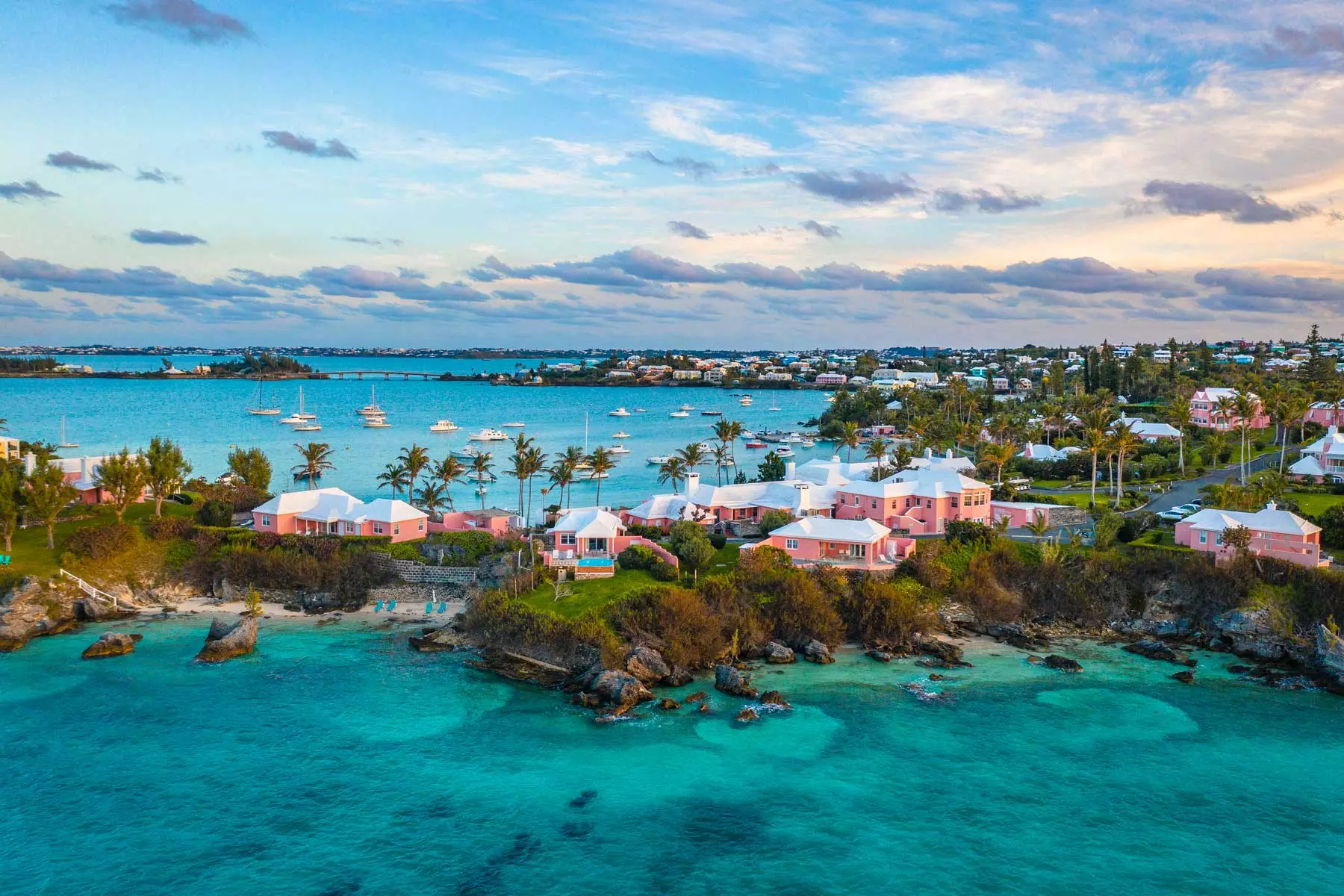 En klynge af lyserøde bygninger på øen Bermuda