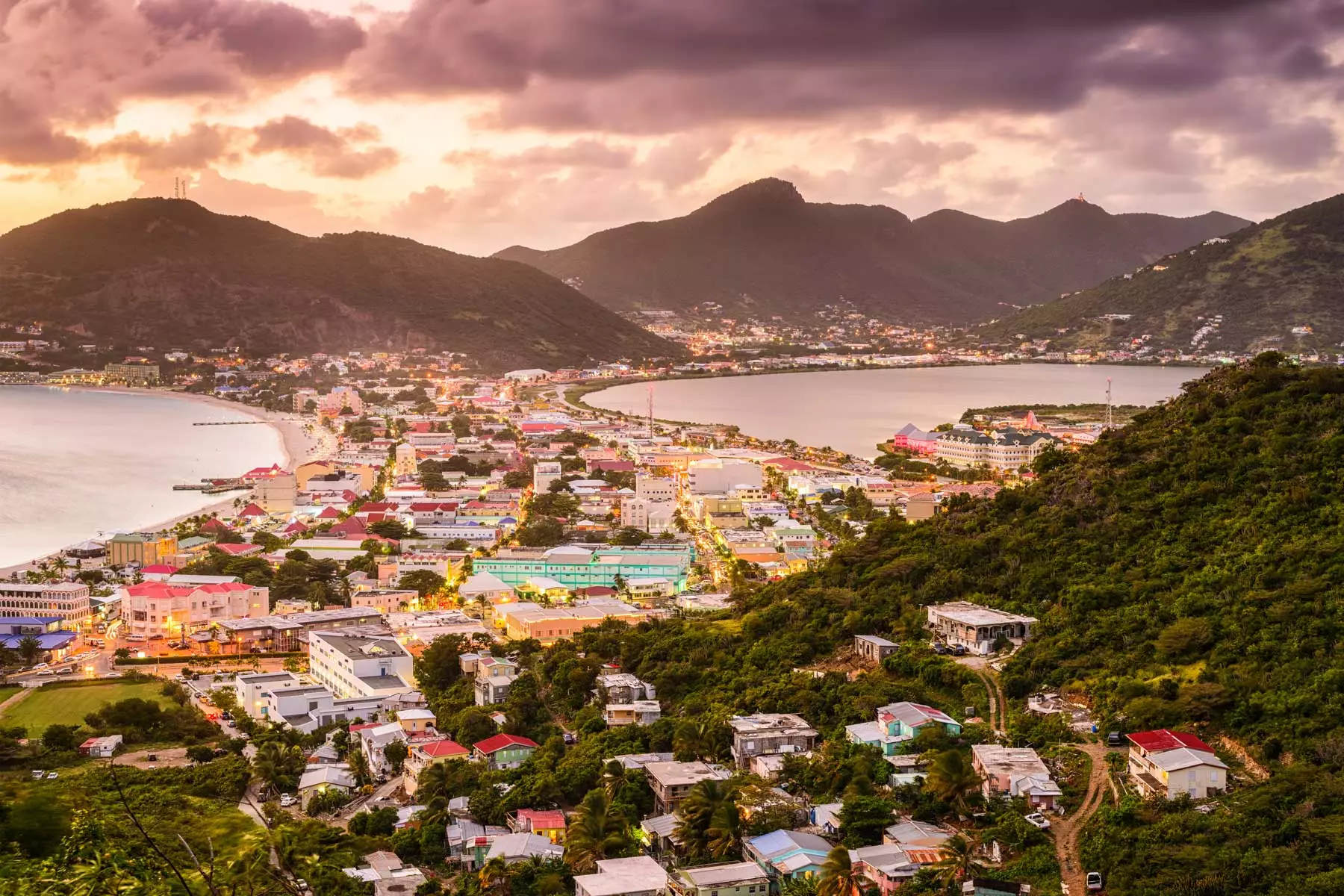 Luftfoto af pastelfarvet bygning på St Maarten