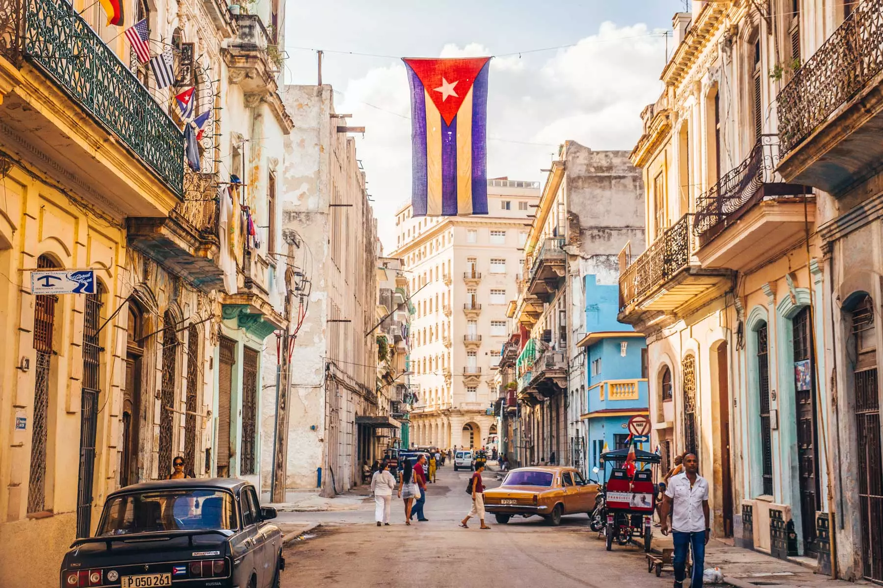 Et cubansk flag hængende over en gade i Havana, Cuba