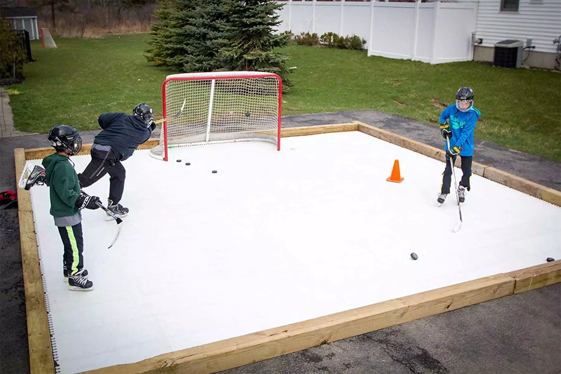 Skate Anytime takapihan tekojäälaattarata