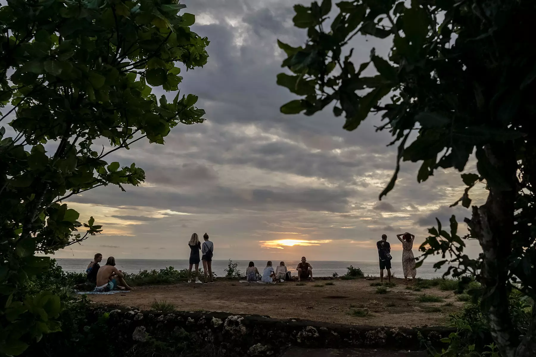 Ndị njem nleta na-anọdụ ala na Balangan Beach, Bali