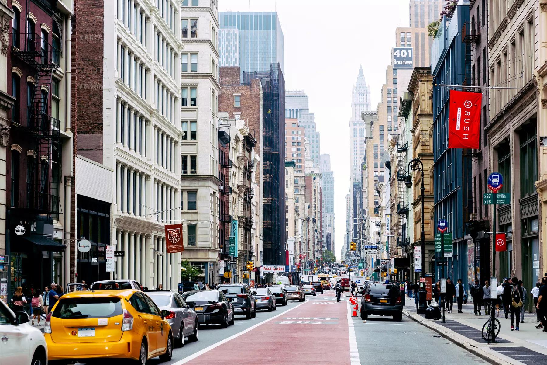 Orisirisi awọn ile itaja ati ijabọ lori Broadway ni Soho, Niu Yoki