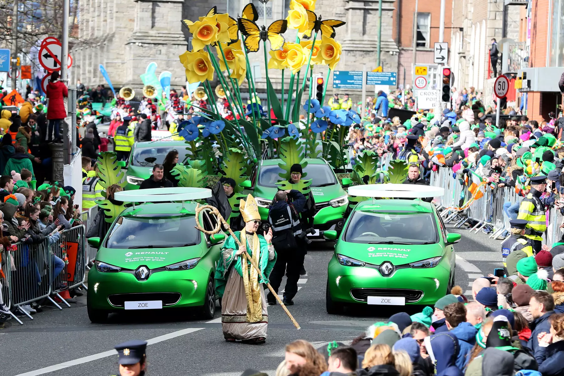 Svētā Patrika tērpā ģērbies vīrietis vada ikgadējās Svētā Patrika dienas parādes sākumu caur Dublinas pilsētas centru