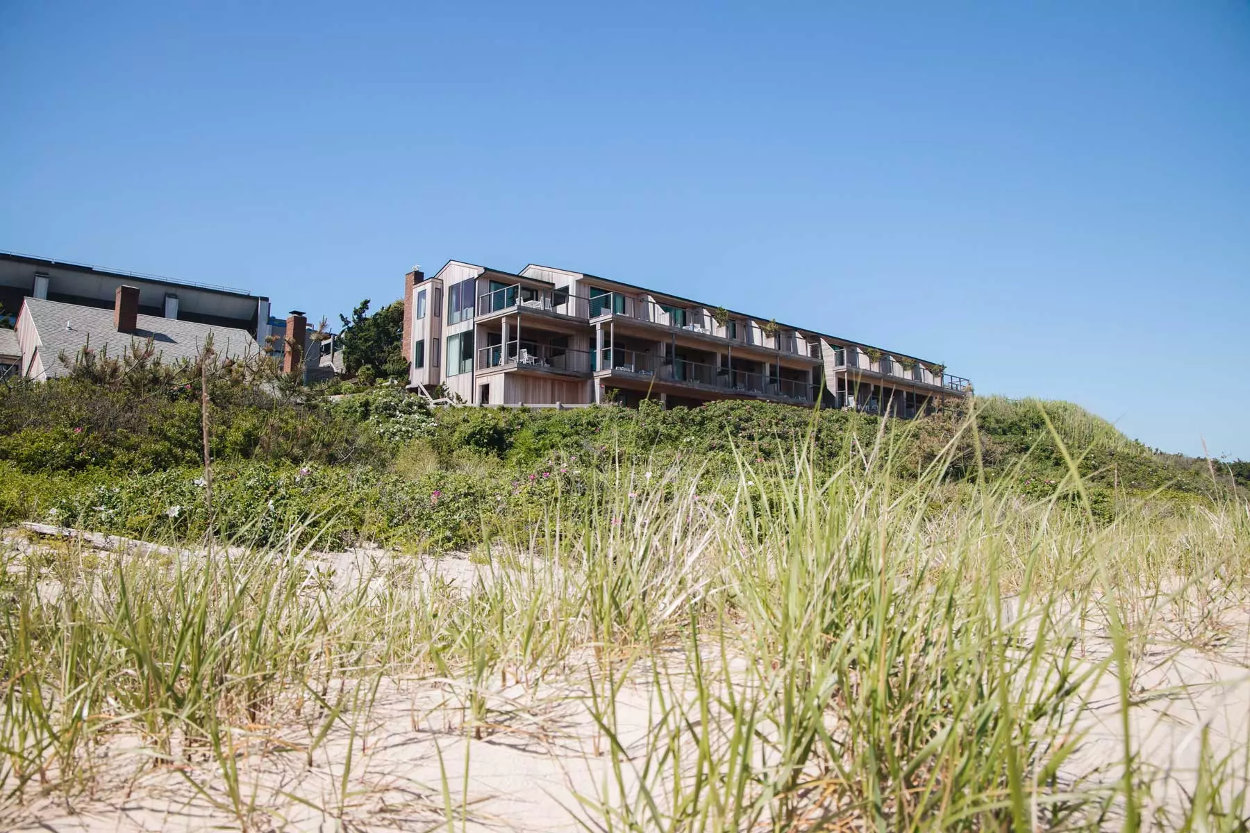 Vista exterior de Gurney's Montauk desde os outeiros herbosos da praia