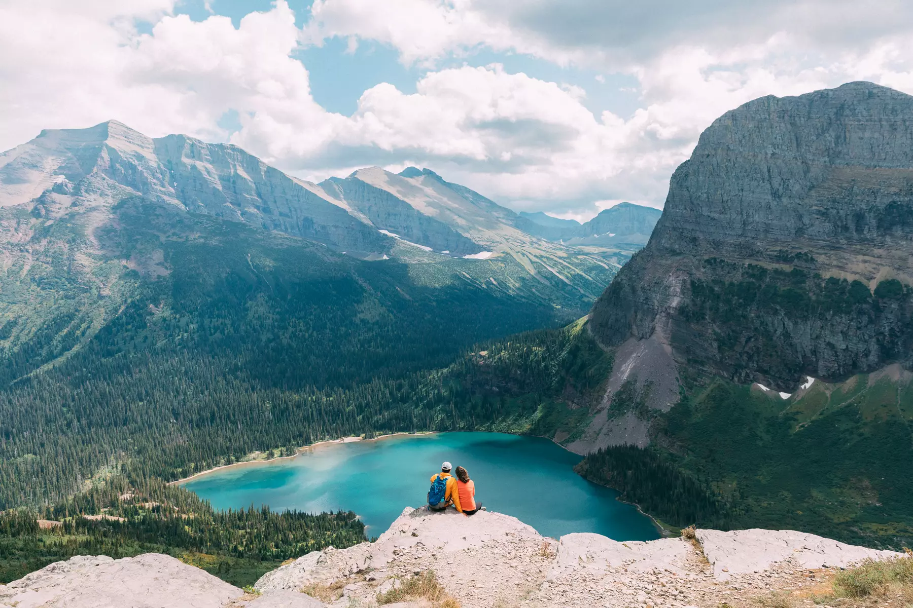 Pasangan lungguh ing tebing, Taman Nasional Glacier, Montana