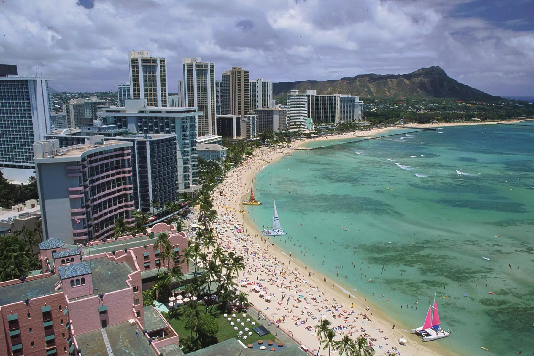 Waikiki Beach li Honolulu ji 1980