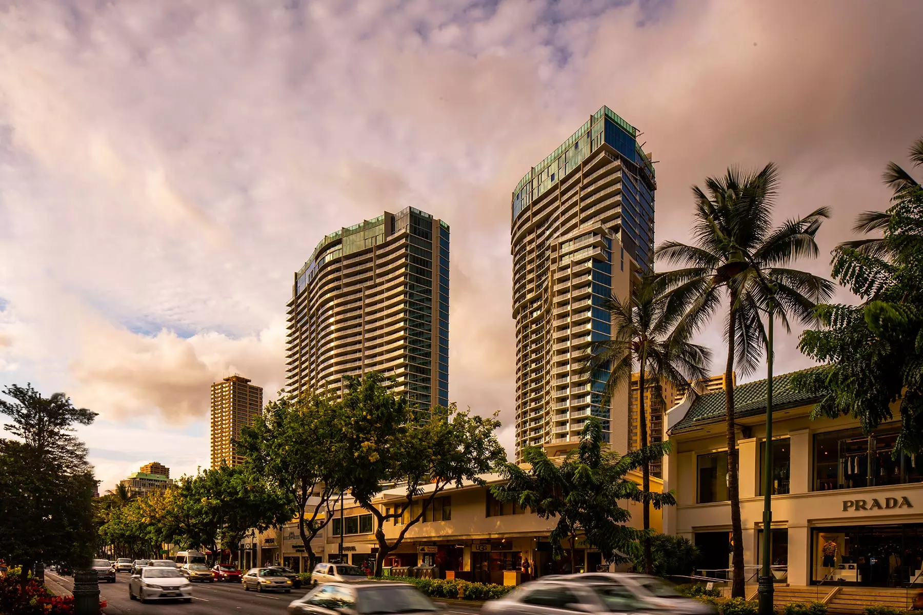 ទិដ្ឋភាពខាងក្រៅនៃ The Ritz-Carlton Residences, Waikiki Beach ពី Kalakaua Avenue