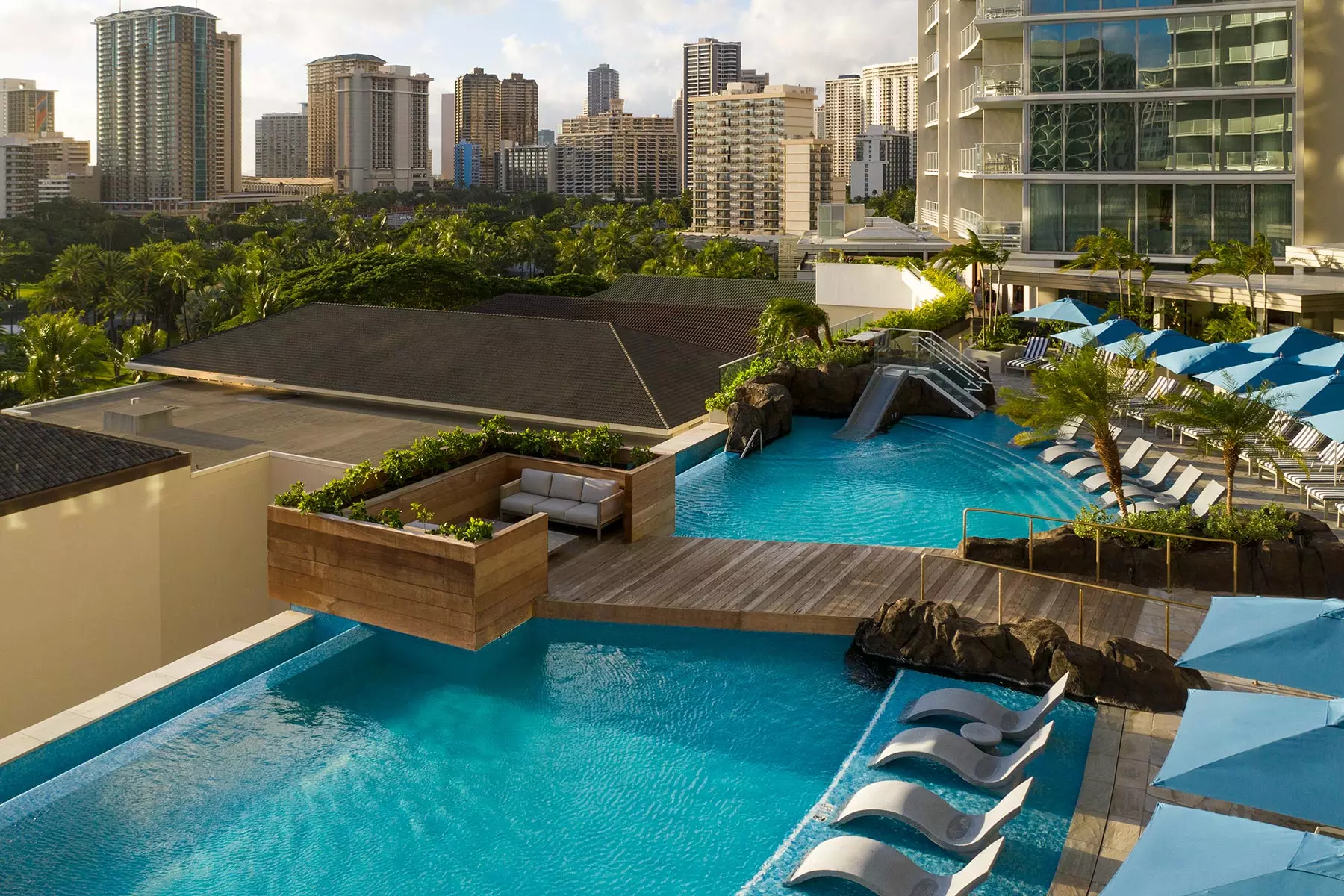 Pemandangan udara dari kolam renang di The Ritz-Carlton Residences, Pantai Waikiki