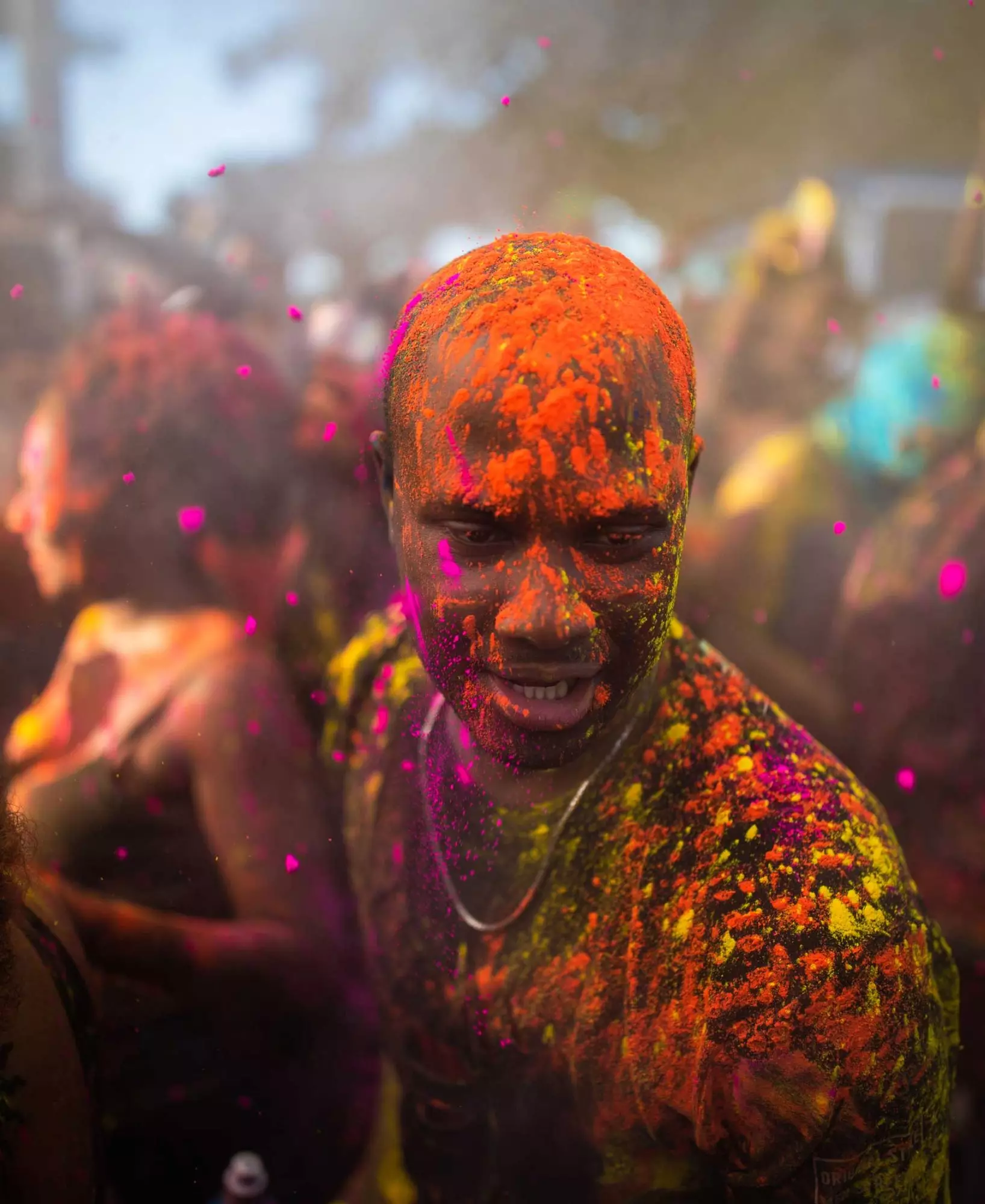 En neonpulvertäckt festdeltagare på Trinidad Carnival