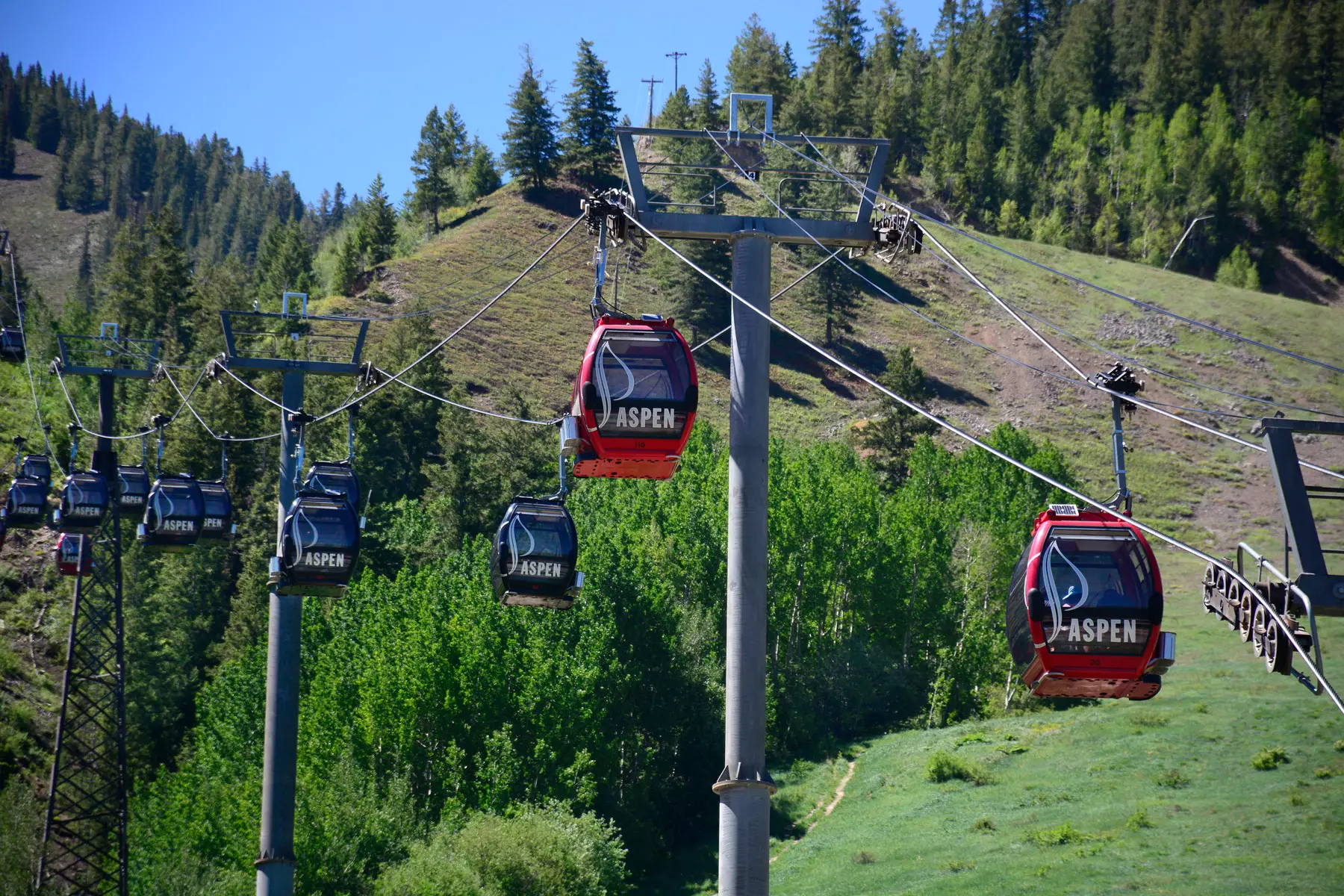 Gondola Silver Queen vyvezie jazdcov na horu Ajax zo svojej nástupnej stanice v centre mesta Aspen v štáte Colorado.