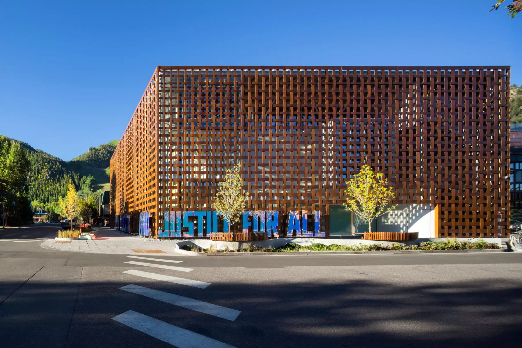 Aspen Art Museum ita wiwo lati kọja awọn ita