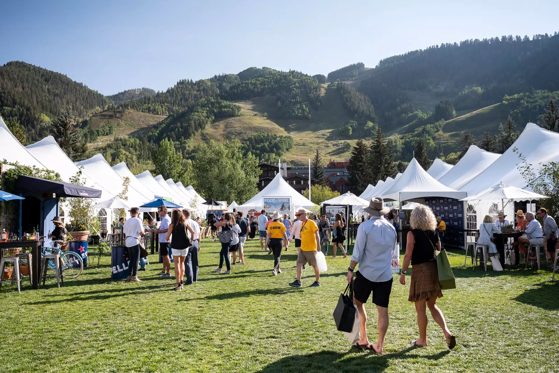 Orang-orang berjalan di antara tenda-tenda putih di Food & Wine Classic di Aspen