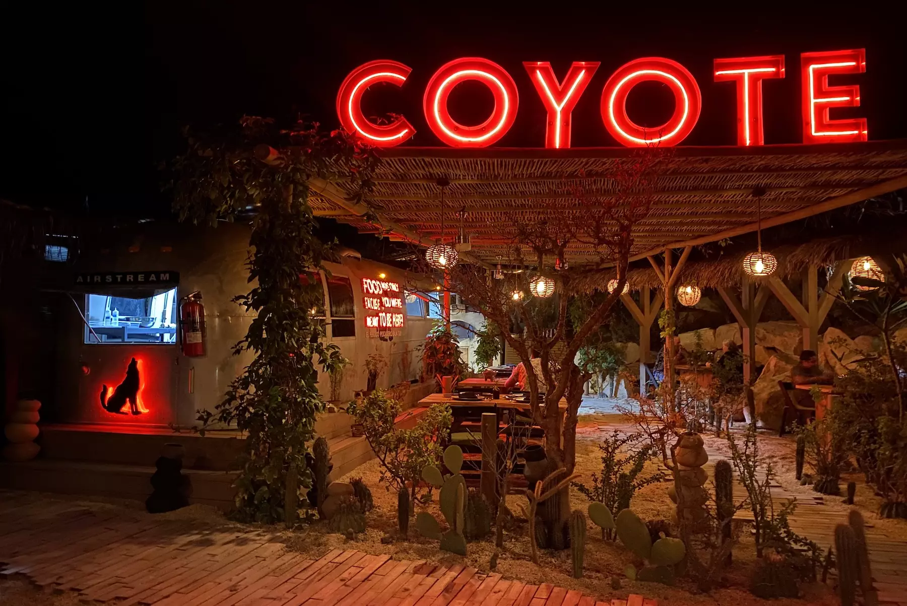 Coyote restaurant rooi neon teken airtstream sleepwa