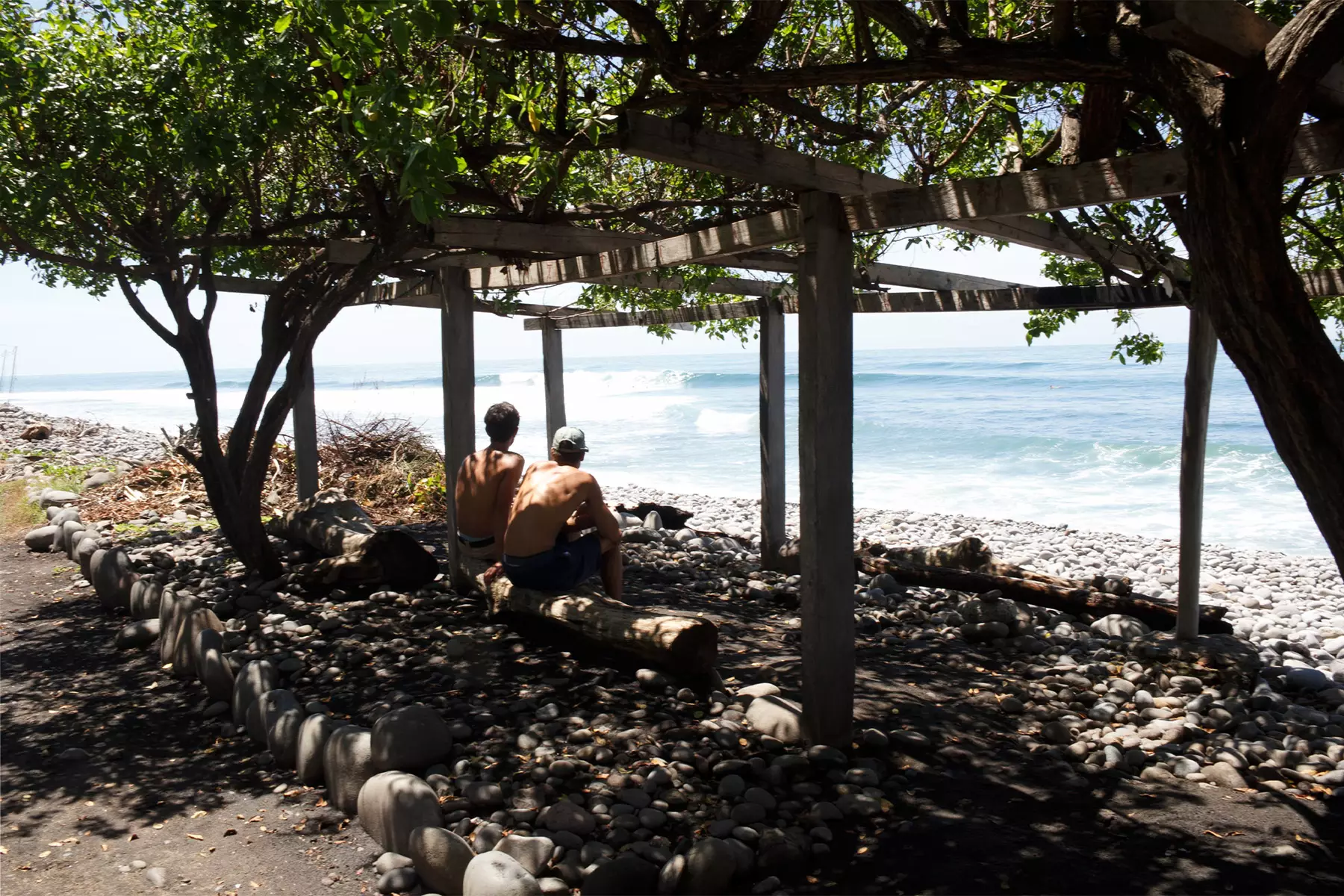 Playa El Tunco 的衝浪者。