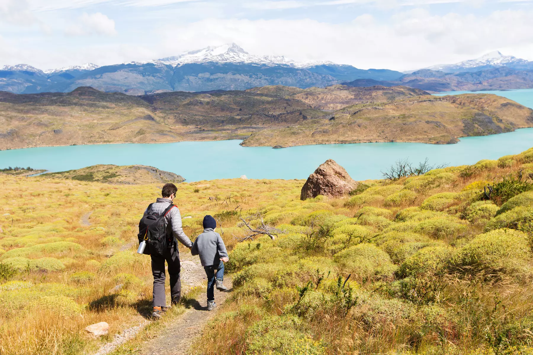 pai e filho fazendo caminhada de aventura no parque nacional torres del paine, patagônia, chile