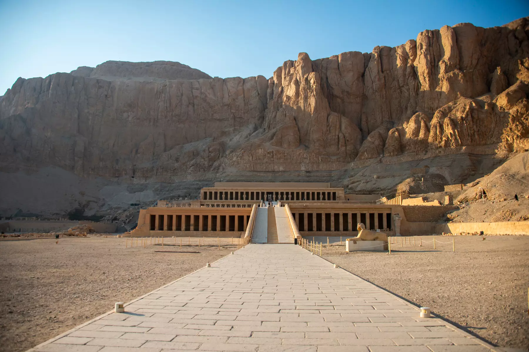 O Templo da Rainha Hatshepsut é um dos mais espetaculares monumentos egípcios antigos em Luxor