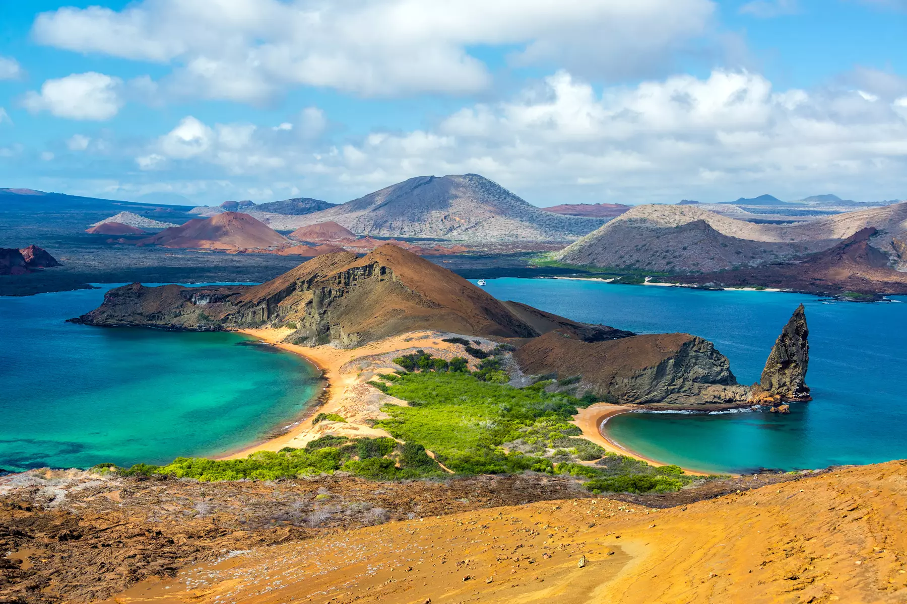 Mtazamo wa fukwe mbili kwenye Kisiwa cha Bartolome katika Visiwa vya Galapagos huko Ecuador