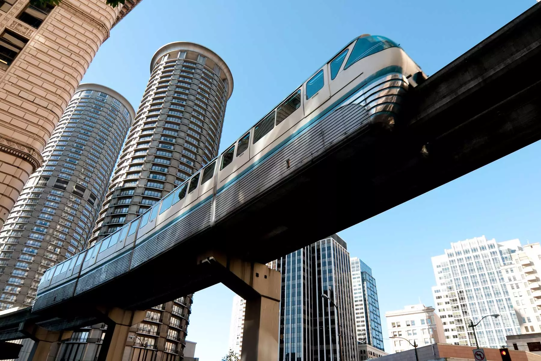 Monorail Seattlea koji prolazi kroz središte grada gledano odozdo.