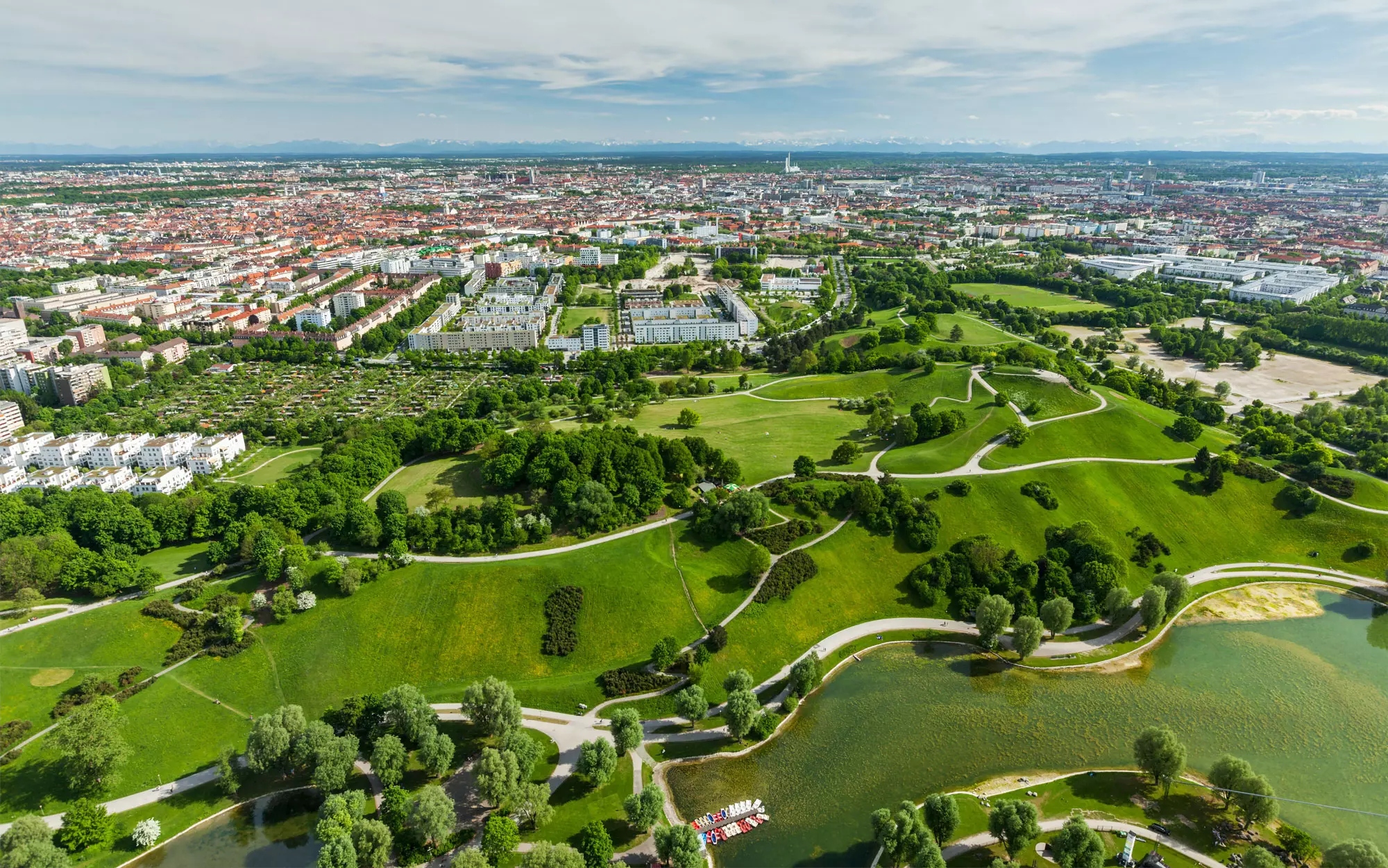 Letecký pohled na Mnichov a Olympiapark z Olympiaturm (olympijská věž), Mnichov, Bavorsko, Německo