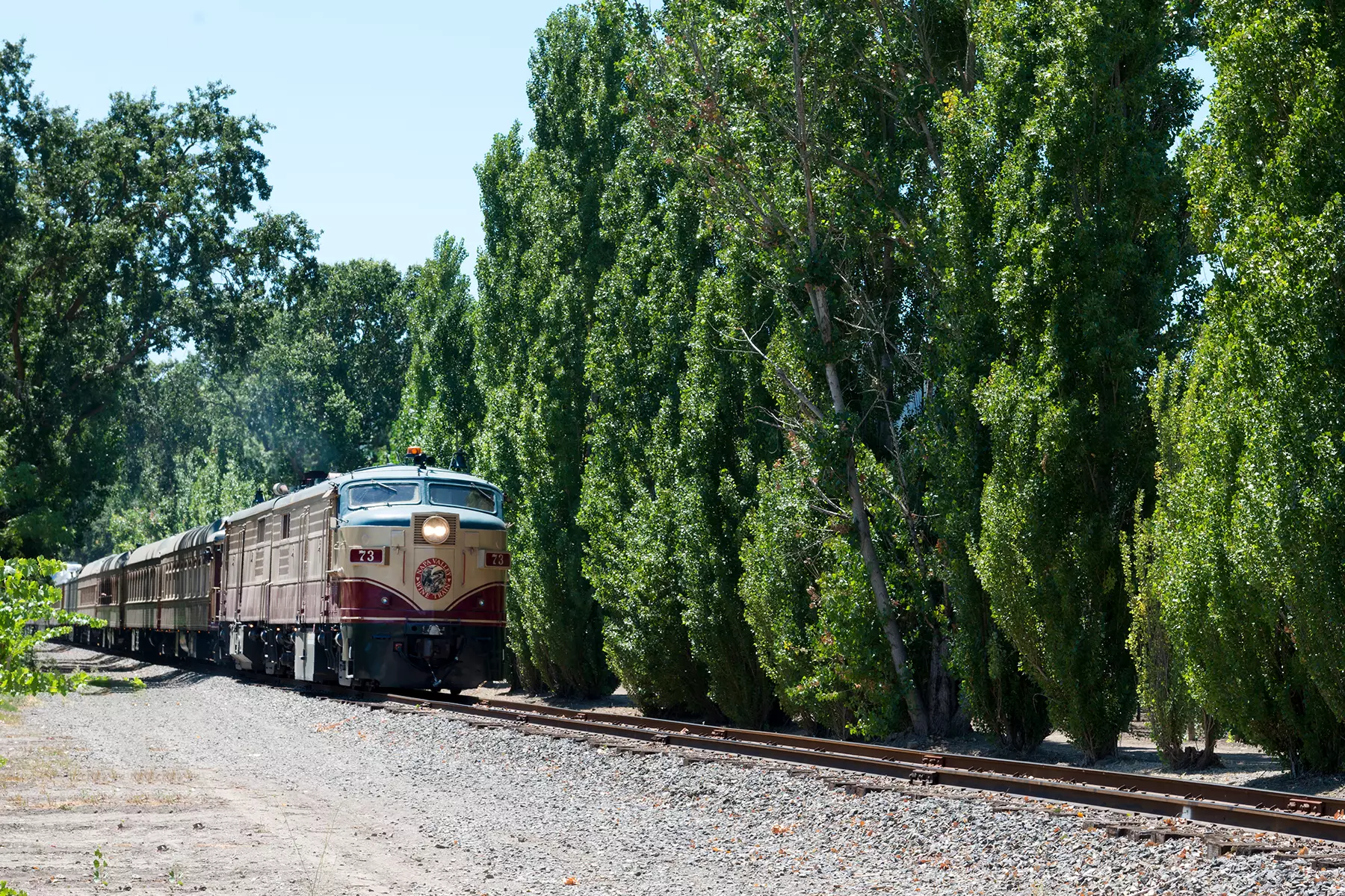 Den Napa Valley Wine Train, e privat bedriwwenen Ausfluchzuch deen tëscht Napa a St. Helena, Kalifornien leeft