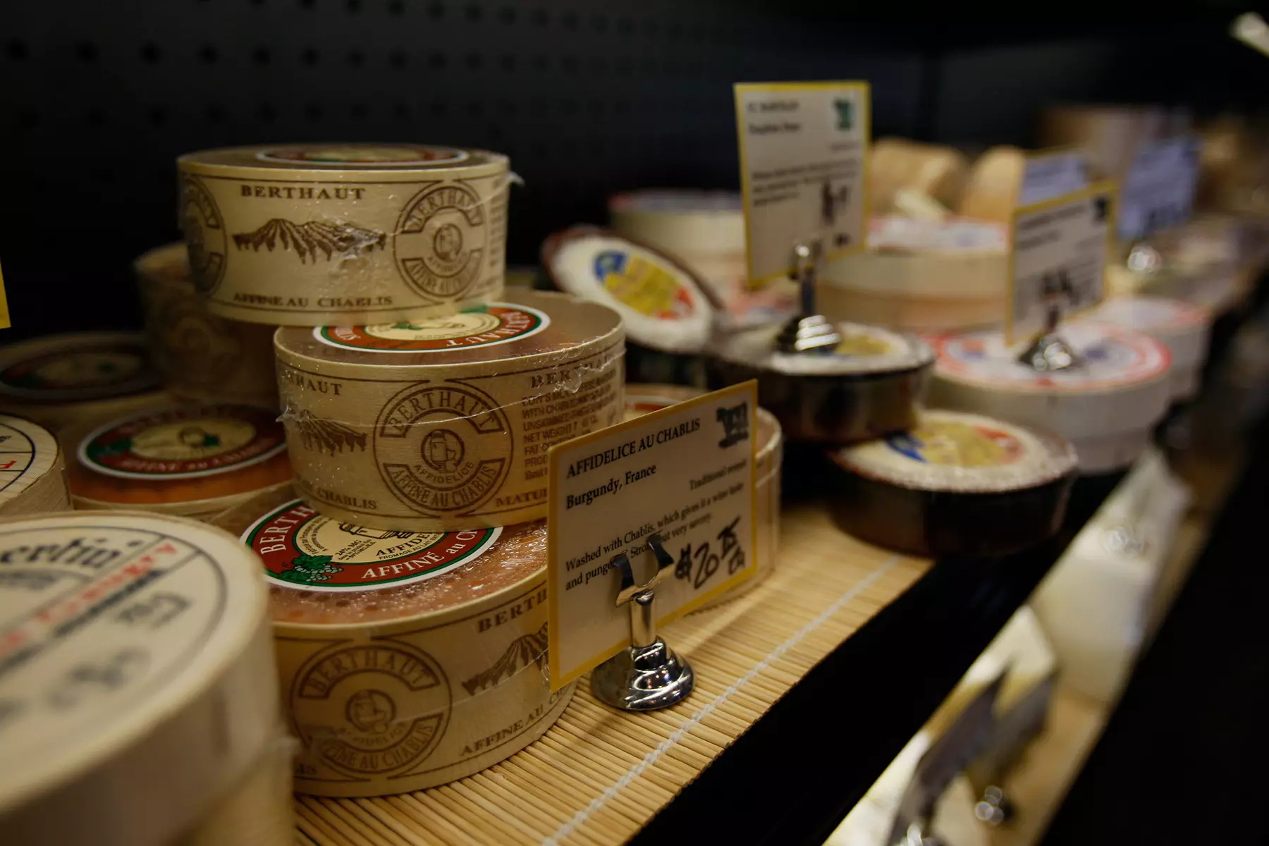 Californias Napa linnas Oxbow avalikul turul Oxbow Cheese Merchant'is näidatakse erinevaid juustu.