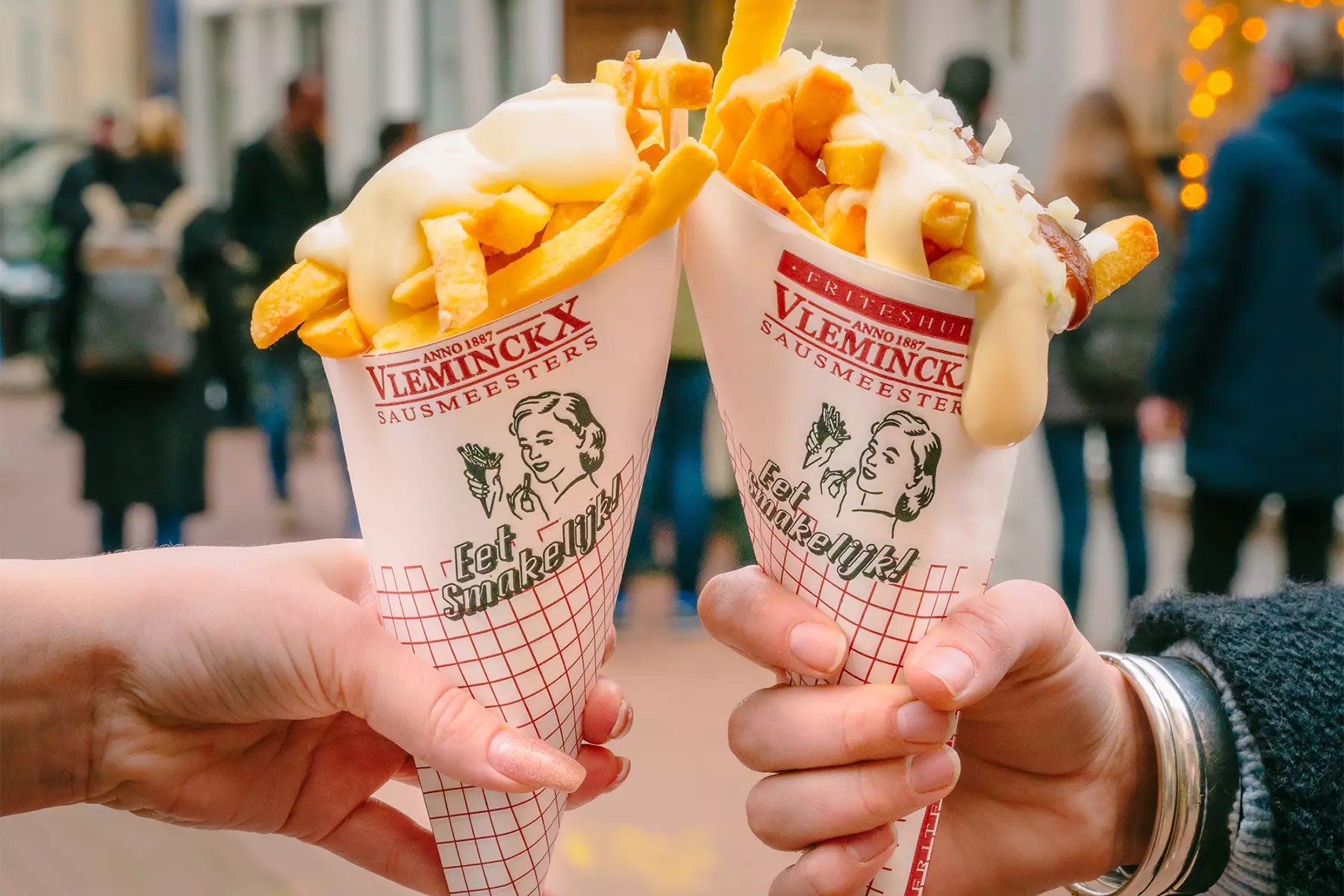 Cones de batatas fritas e maionese de Vleminckx de Sausmeester em Amsterdã