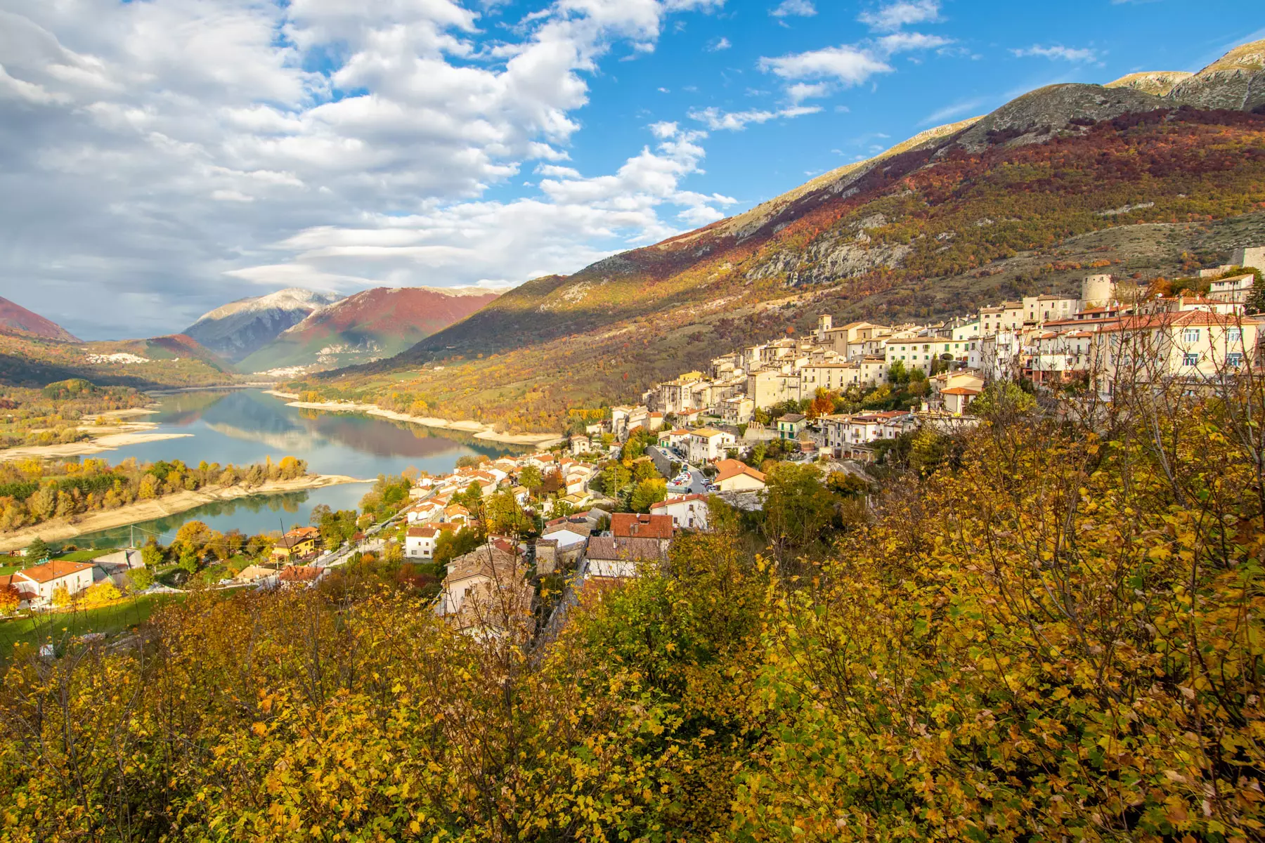 Danau Barrea, Italia - tertanam di Taman Nasional Abruzzo, Lazio, dan Molise yang indah,