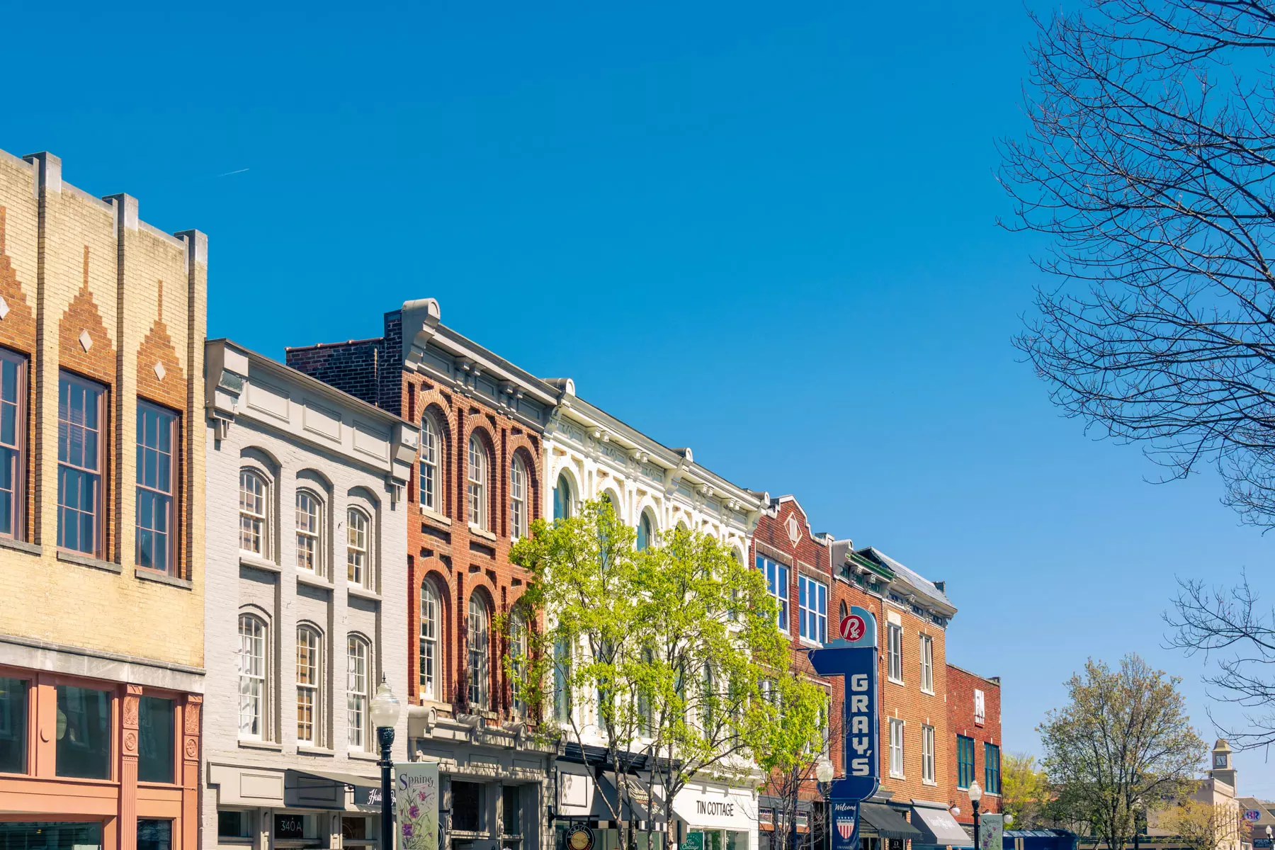 Pusat kota bersejarah Franklin, Tennessee terletak tepat di selatan Nashville.