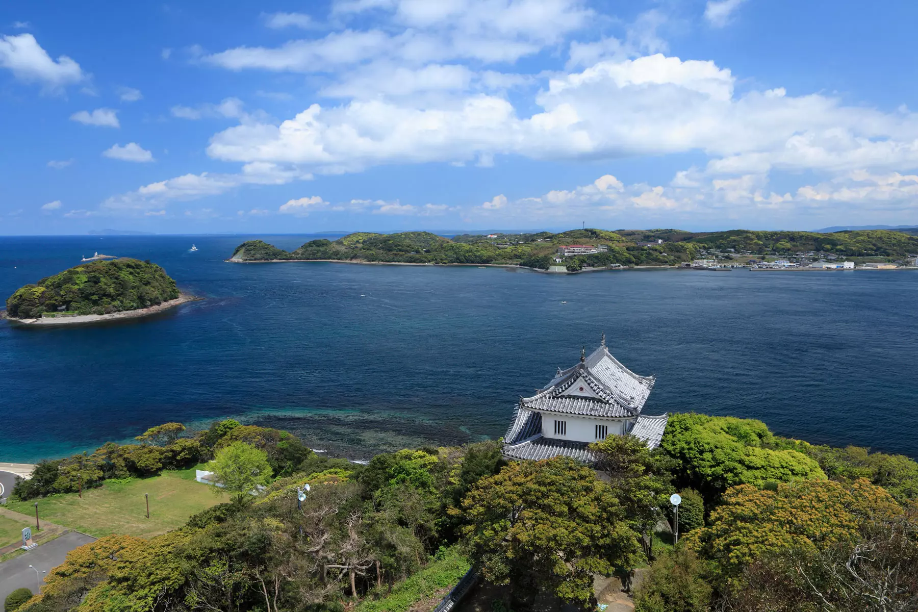 Een algemeen beeld van het water en de eilanden van Hirado Castle op 24 april 2010 in Hirado, Nagasaki, Japan.