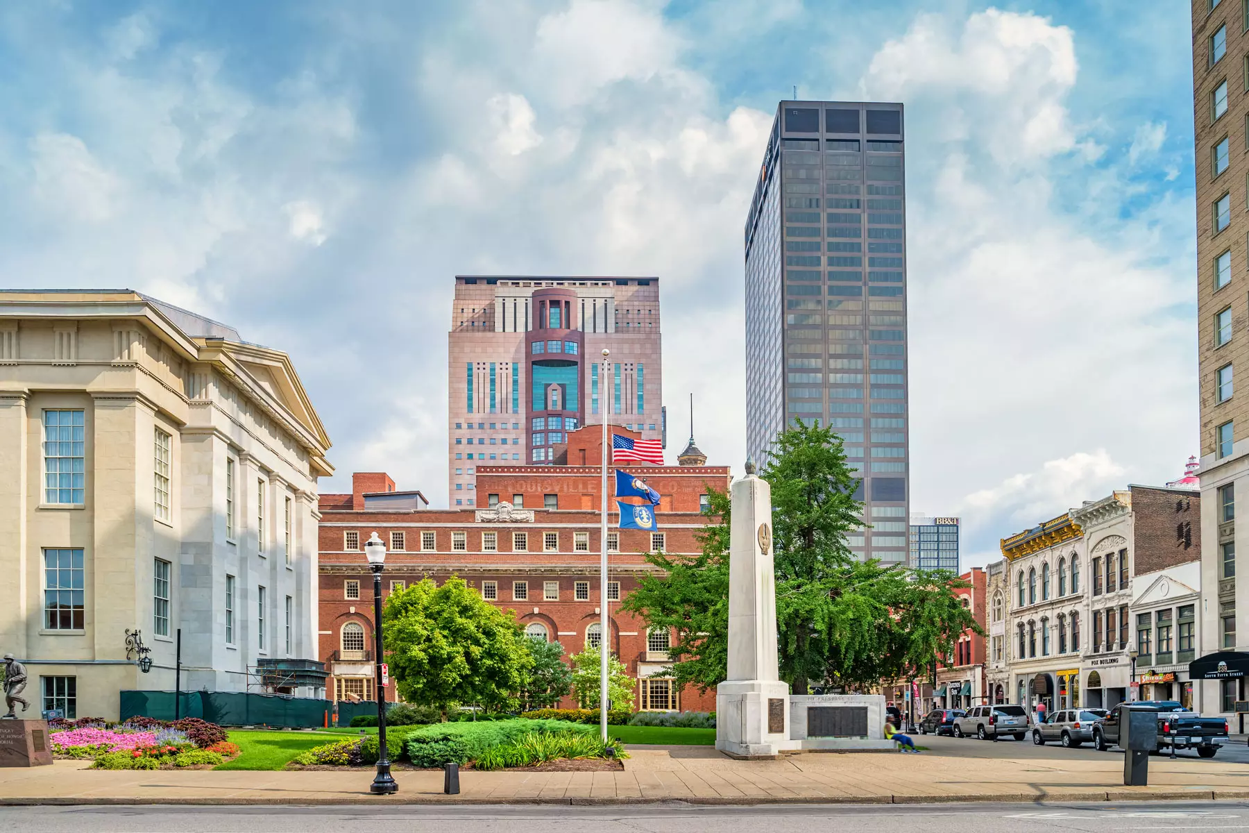 Jefferson Street og byens torv i downtown Louisville, Kentucky, på en overskyet dag.