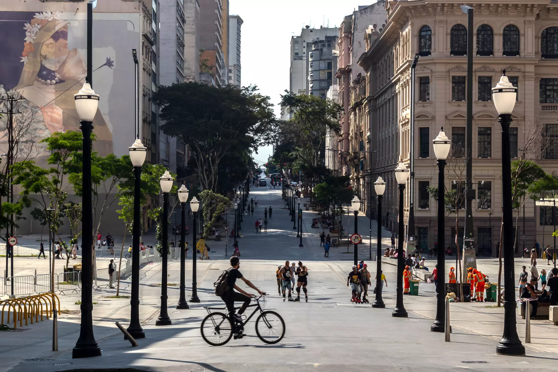 Udsigt over folk i deres fritid om søndagen, der slentrer gennem den nye Anhangabau-dal i centrum af Sao Paulo