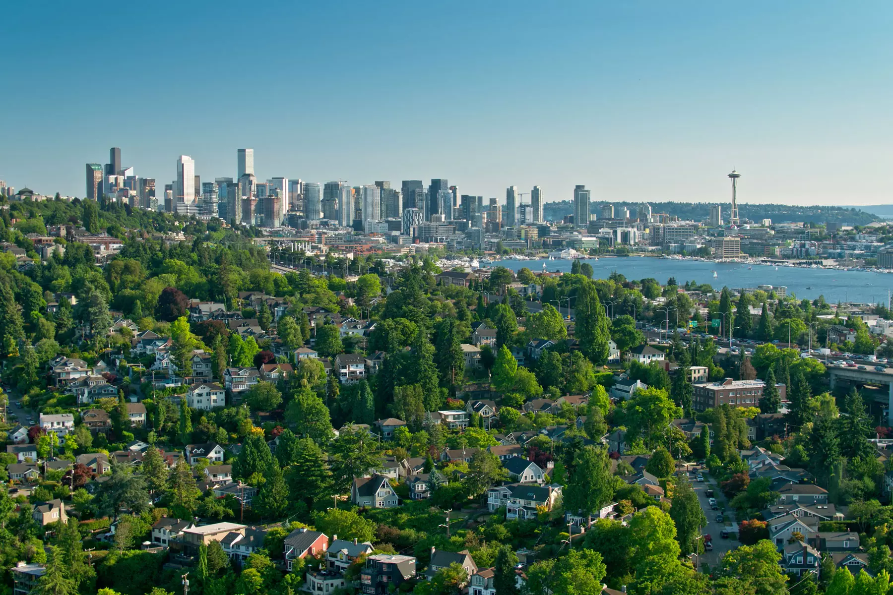 Montlake, Seattle com horizonte do centro - aérea