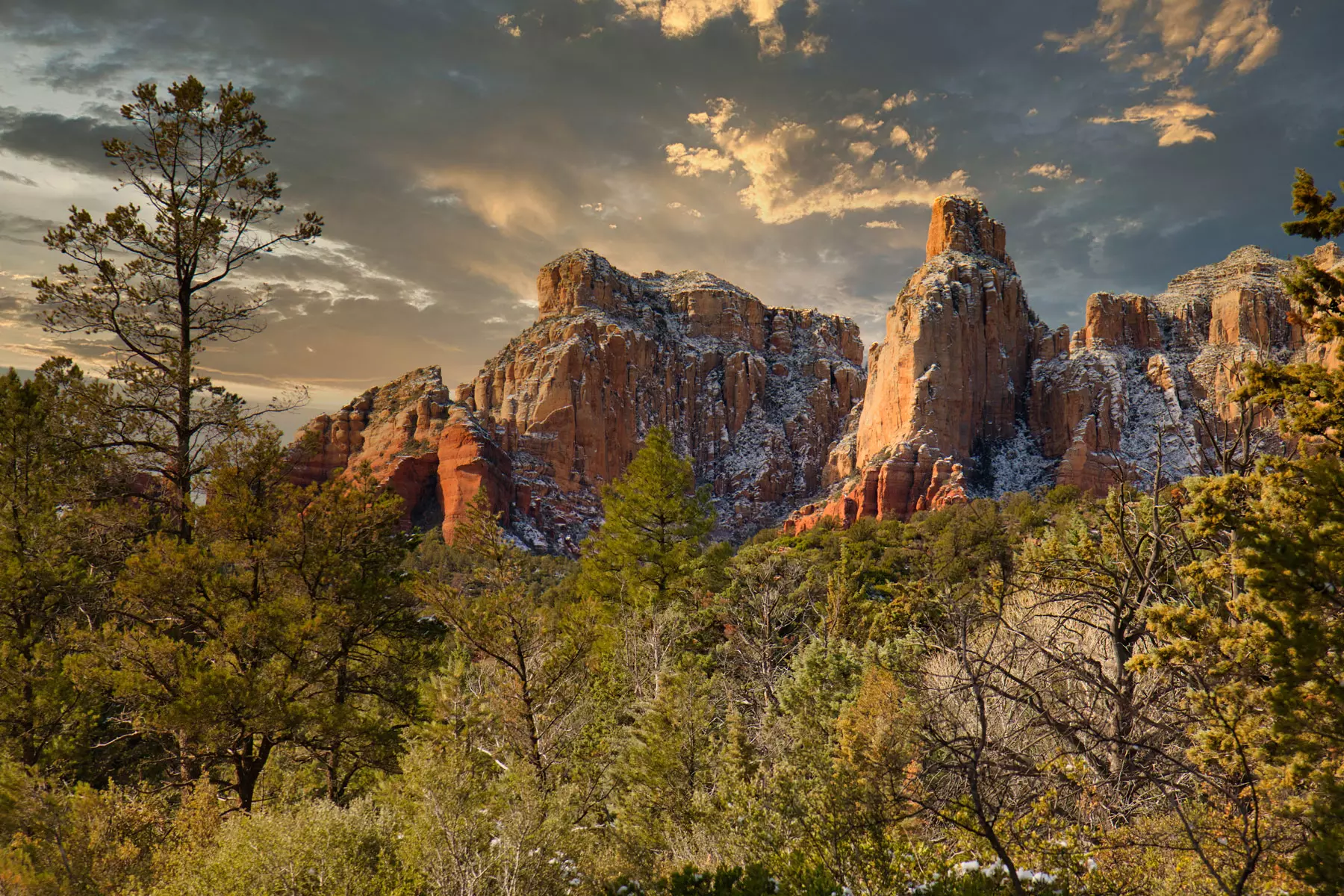 Udsigt over klippeformationer mod himlen under solnedgang, Sedona, Arizona