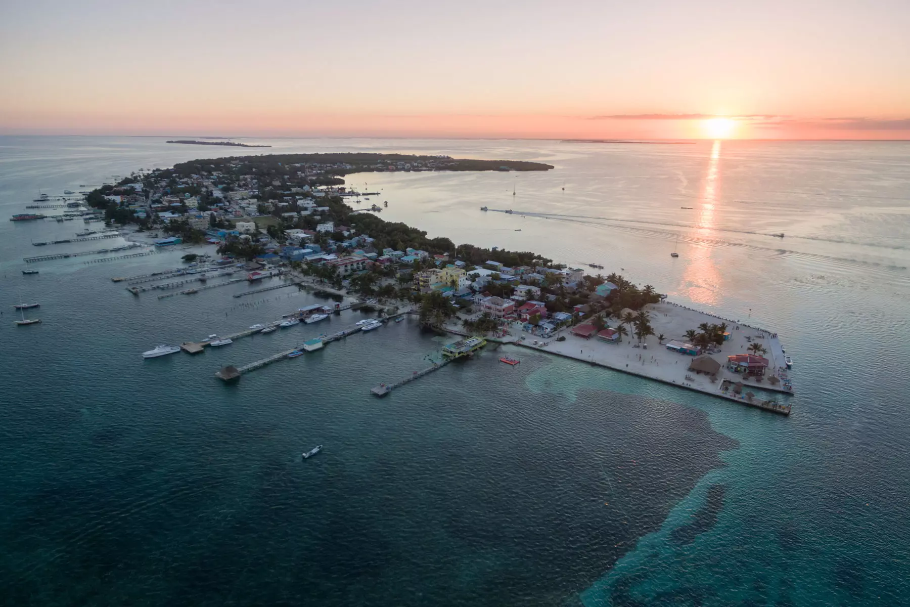 Ilha Caye Caulker em Belize durante o pôr do sol