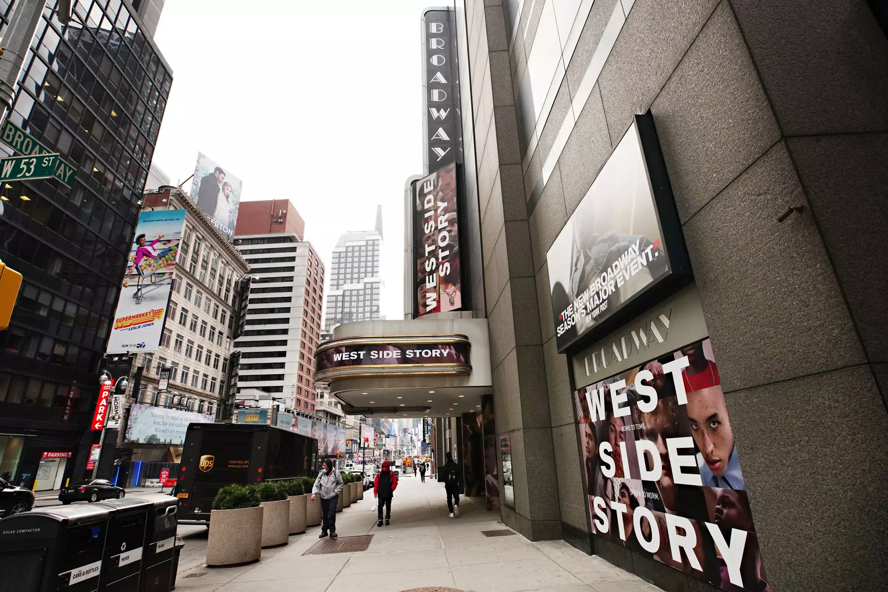 werjefte fan in lege strjitte bûten Broadway Theater