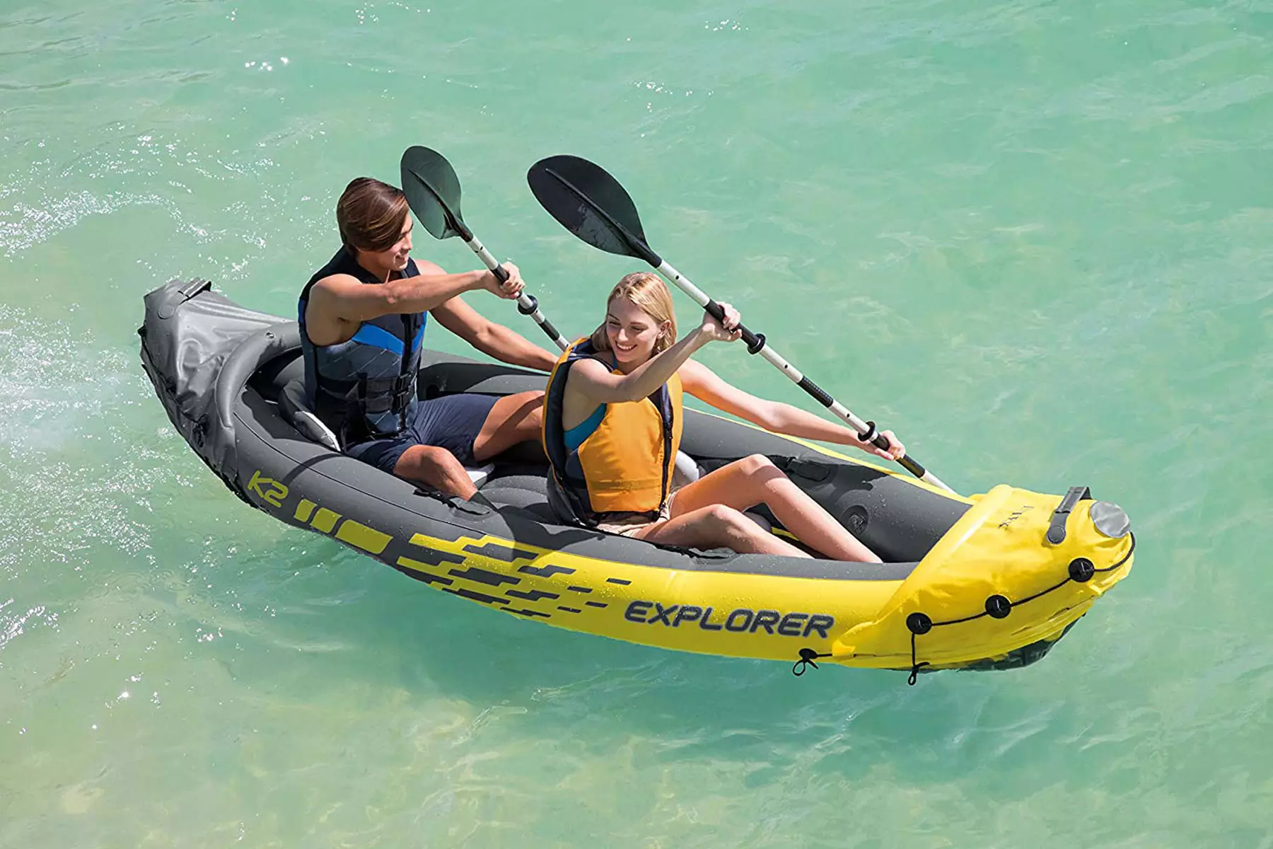 Mutane a cikin kayak mai rawaya da launin toka inflatable