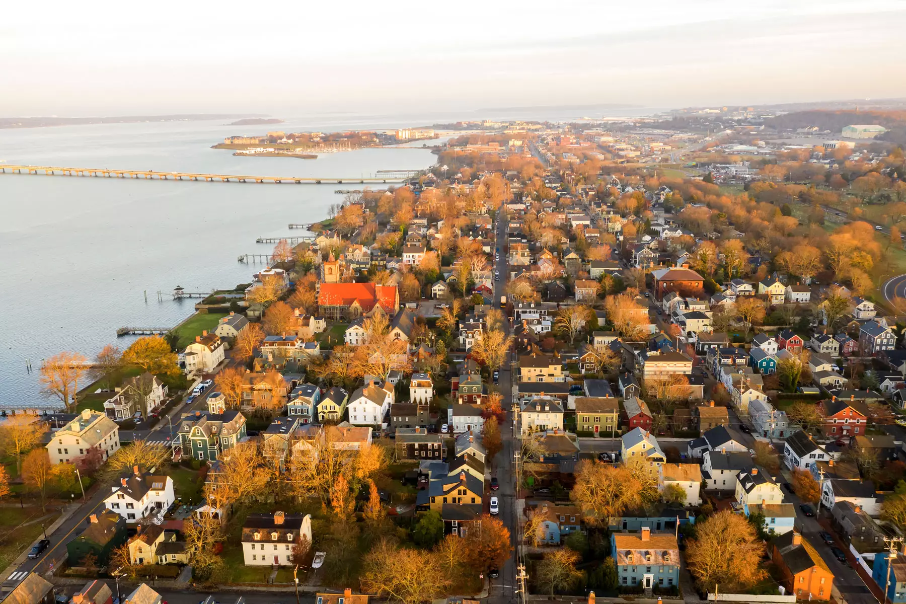 Letecký pohľad z dronu na starú tradičnú budovu Newport Phode Island s oceánom a prístavom jácht s letnou sezónou na ulici