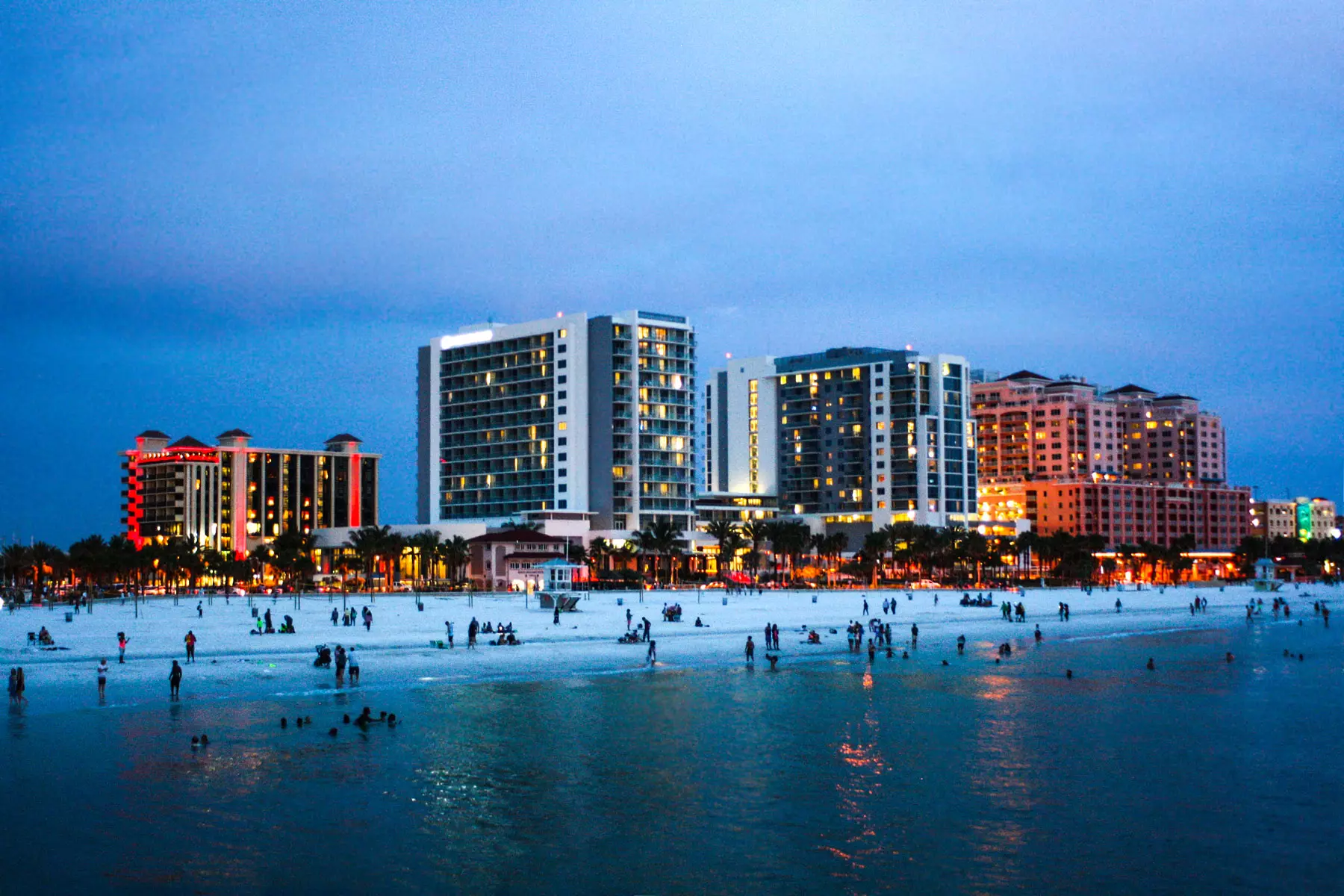 Clearwater Beach, pobrežie Floridy v noci