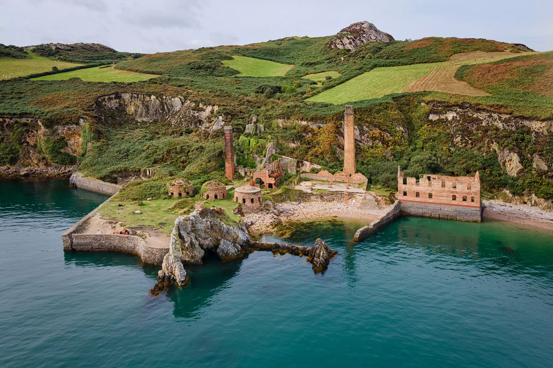 Porth Wen dia orinasa biriky efa lao taloha izay hita ao amin'ny Anglesey Coast Path, North Wales