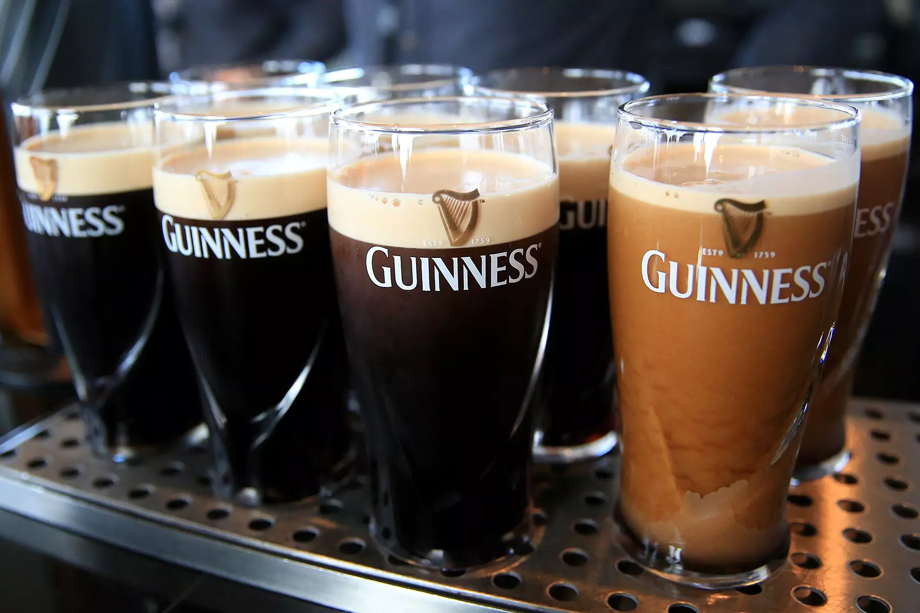 Pintes ti Guinness ṣẹṣẹ jẹ aworan ni igi oke ile itaja