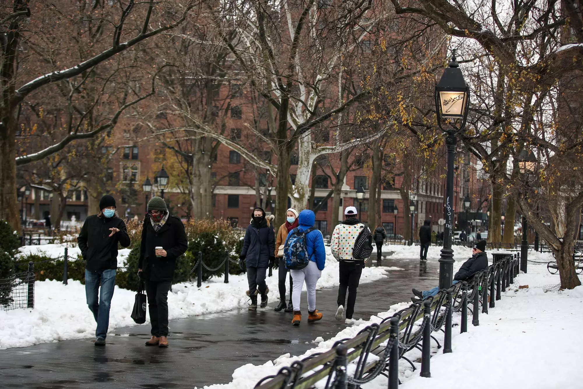 Washington Square Park'ta maske takan insanlar