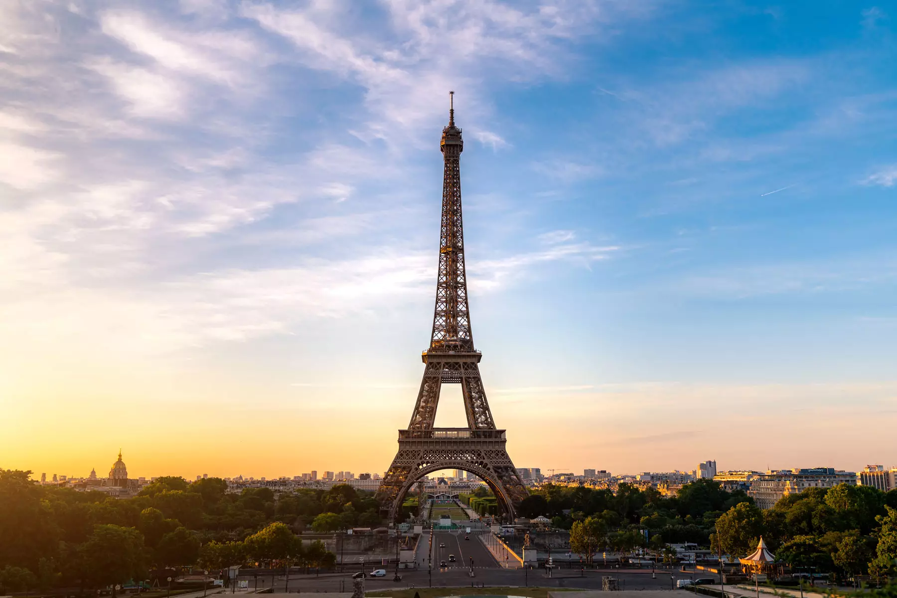 Panoramablick auf den Eiffelturm bei Sonnenaufgang