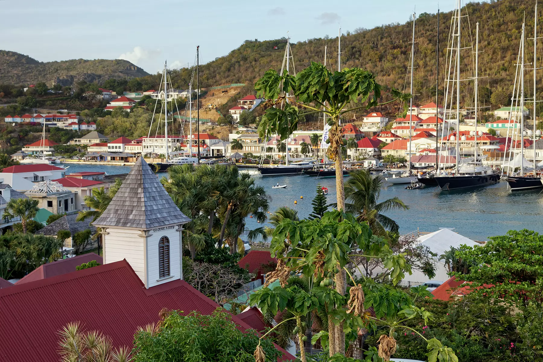 Ön planda kilsə qülləsi olan Qustaviya limanının yüksək görünüşü, Saint Barthélemy