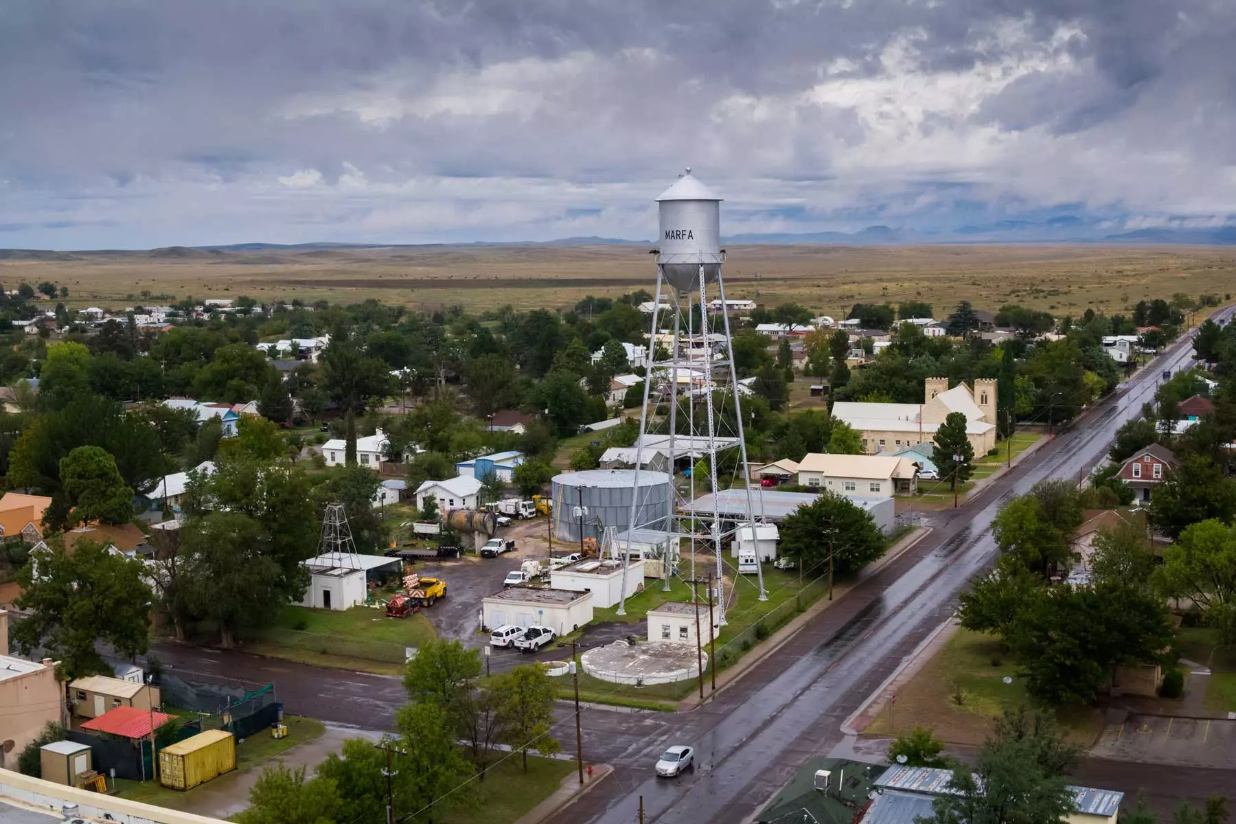 Stitched Loftopname vu Marfa, enger klenger Stad am West Texas, déi e bekannte Kulturzentrum gouf bekannt fir Landkonschtinstallatiounen a minimalistesch Konscht.