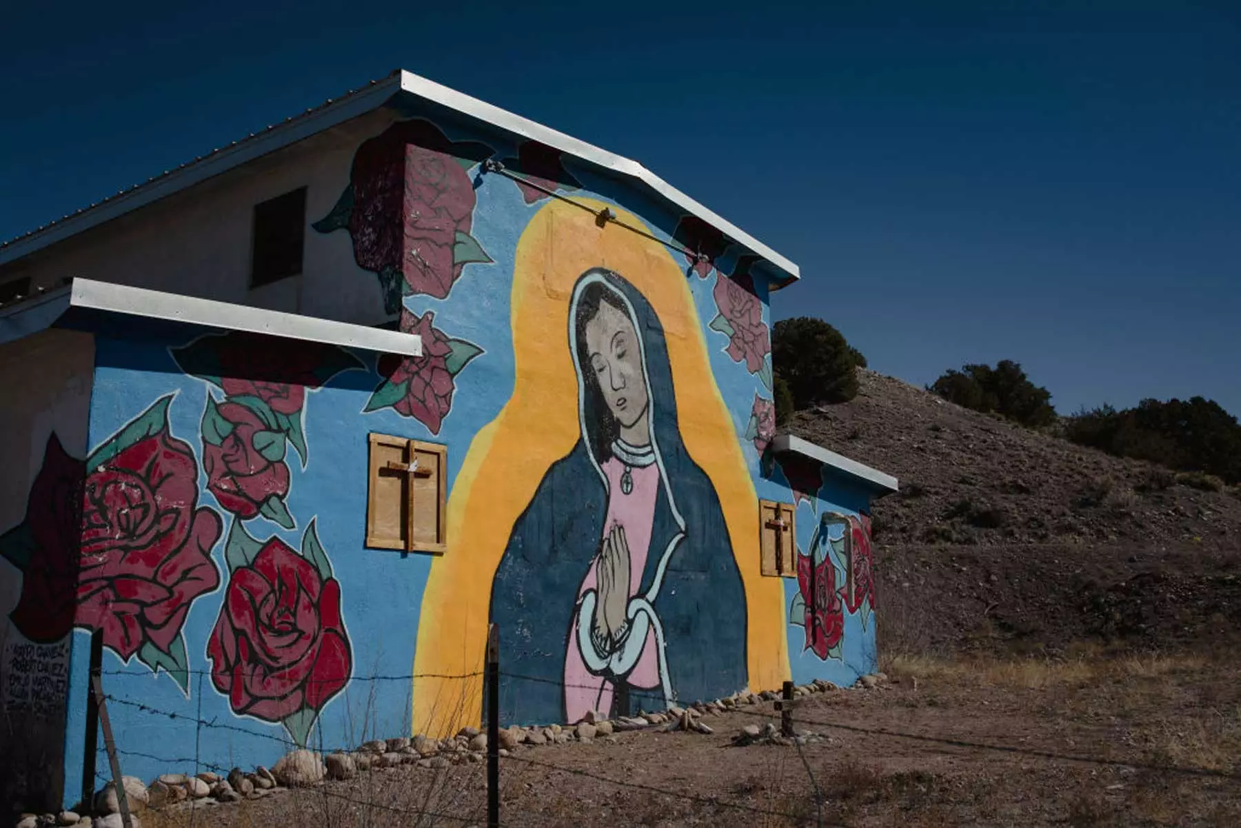 Lady of Guadalupe ຂອງພວກເຮົາຖືກທາສີຢູ່ຂ້າງຕຶກຫລັງນຶ່ງໃນເມືອງ Ojo Caliente, ລັດນິວເມັກຊິໂກ ໃນວັນທີ 2 ມີນາ 2022.