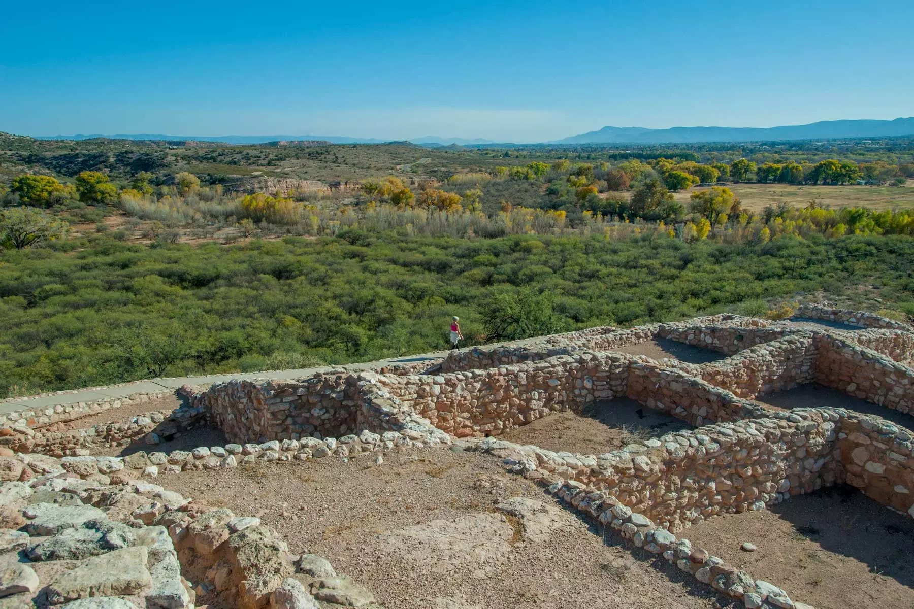 Tuzigoot Nationalmonument um Sommet vun engem Kalkstein- a Sandsteenkam