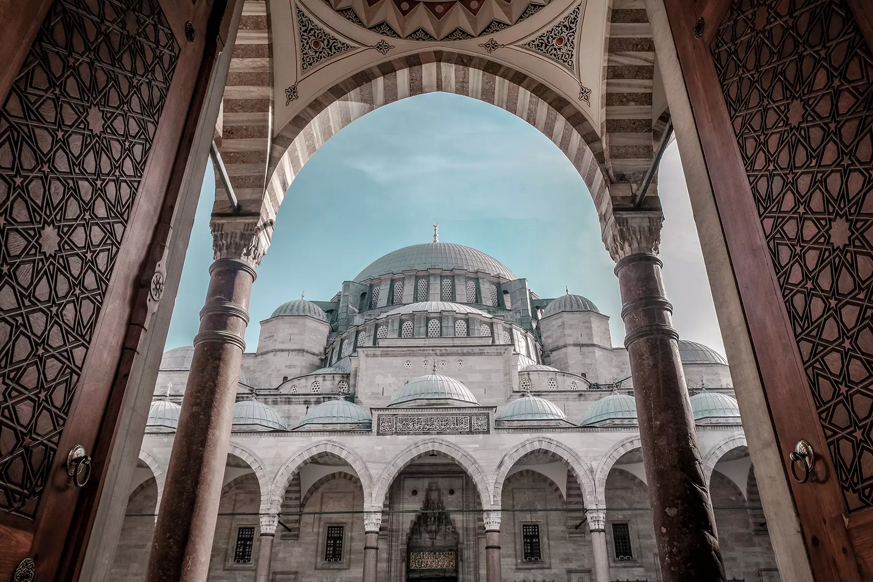 Lub qhov rooj ntawm Süleymaniye Mousque hauv Istanbul