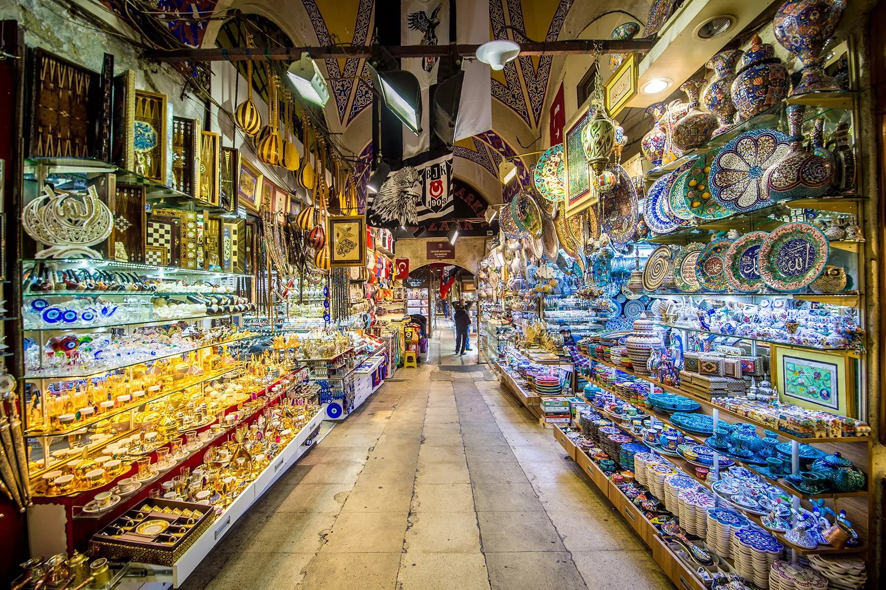 A na-ere ngwa nri ọdịnala na ihe ndị ọzọ na Grand Bazaar dị na Istanbul, Turkey, otu n'ime akara ngosi obodo na ahịa ọha kacha ochie.