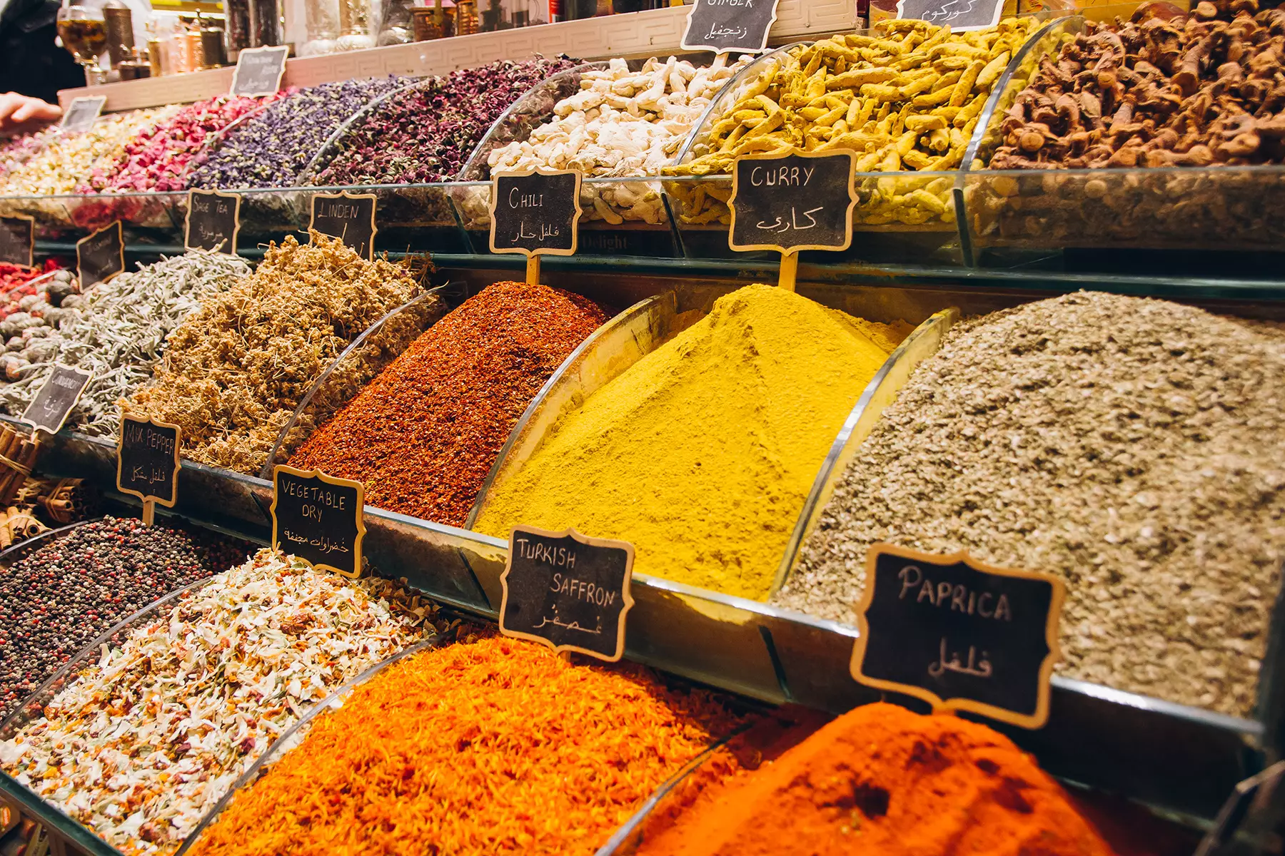 Ngwa nri Turkish ọdịnala na counter nke Bazaar Spice na Istanbul